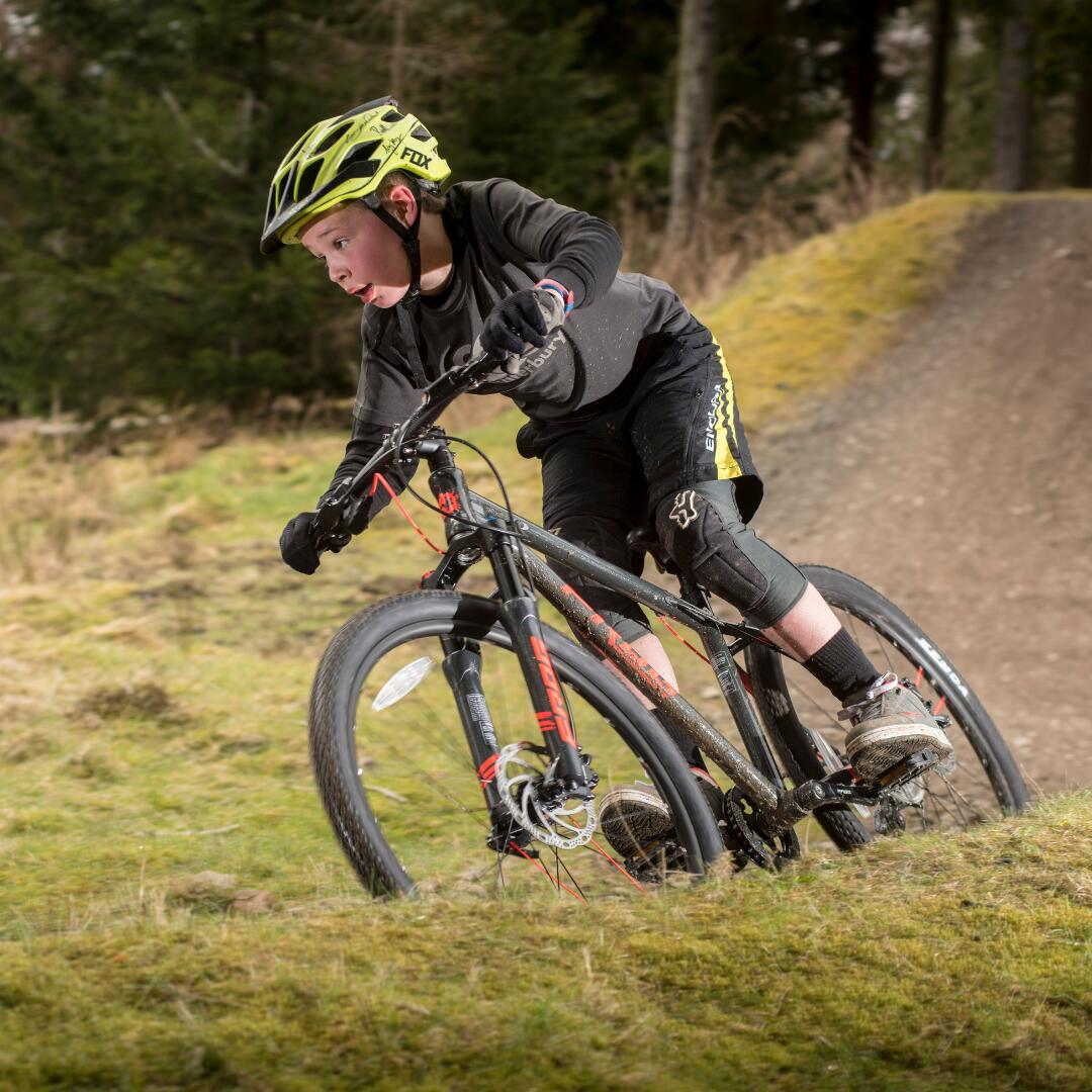 Frog 69 Mountain Bike 26” Kids Bike (10-12 Years) - Metallic Grey/Neon Red FROG BIKES | Decathlon