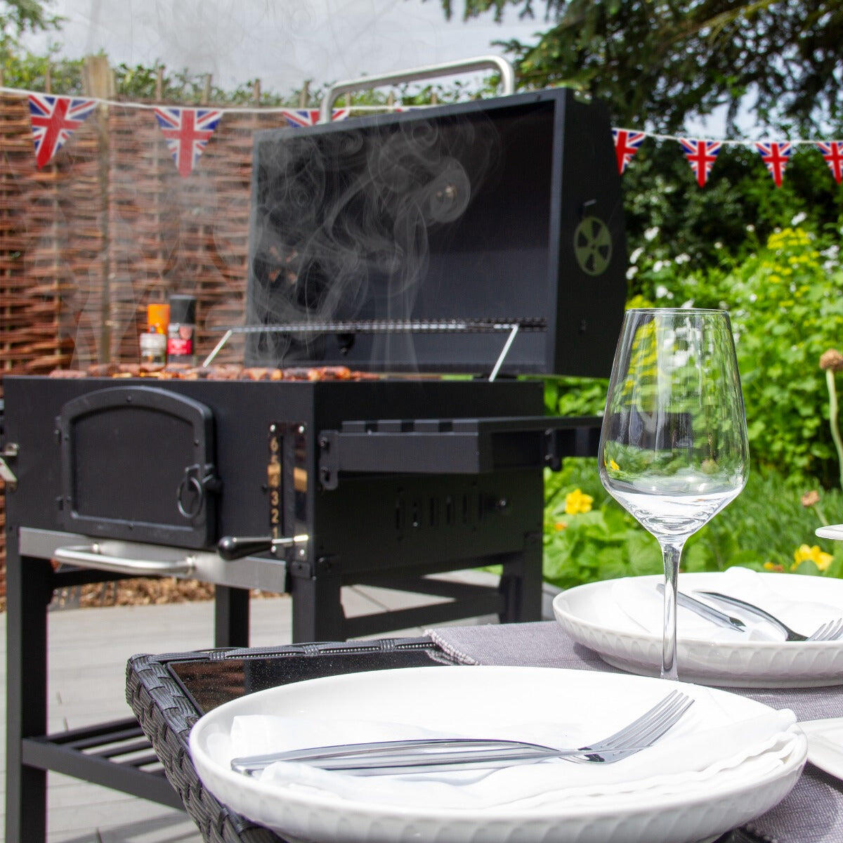 XXL BBQ Smoker Grill & Union Jack Bunting BODY REVOLUTION | Decathlon