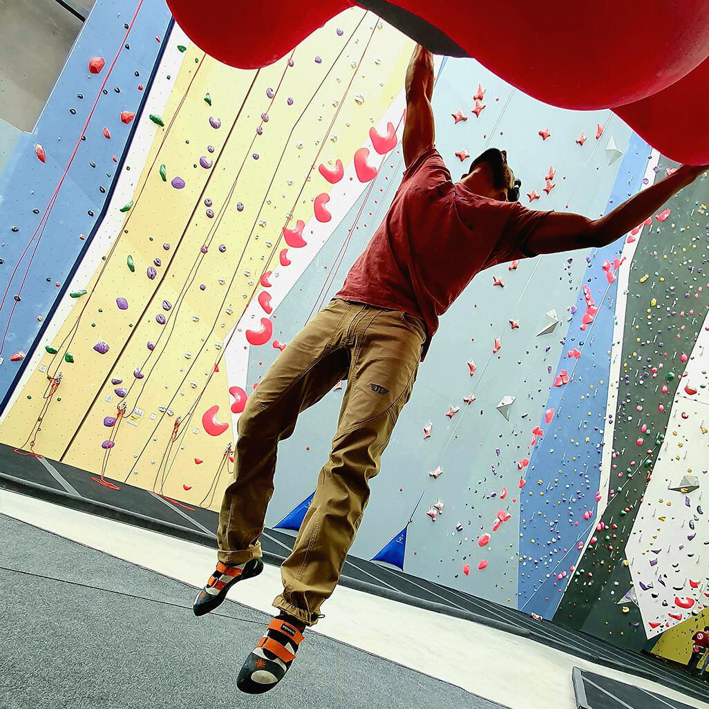 Pantaloni da arrampicata - Uomo da trekking in pietra di garbi ...