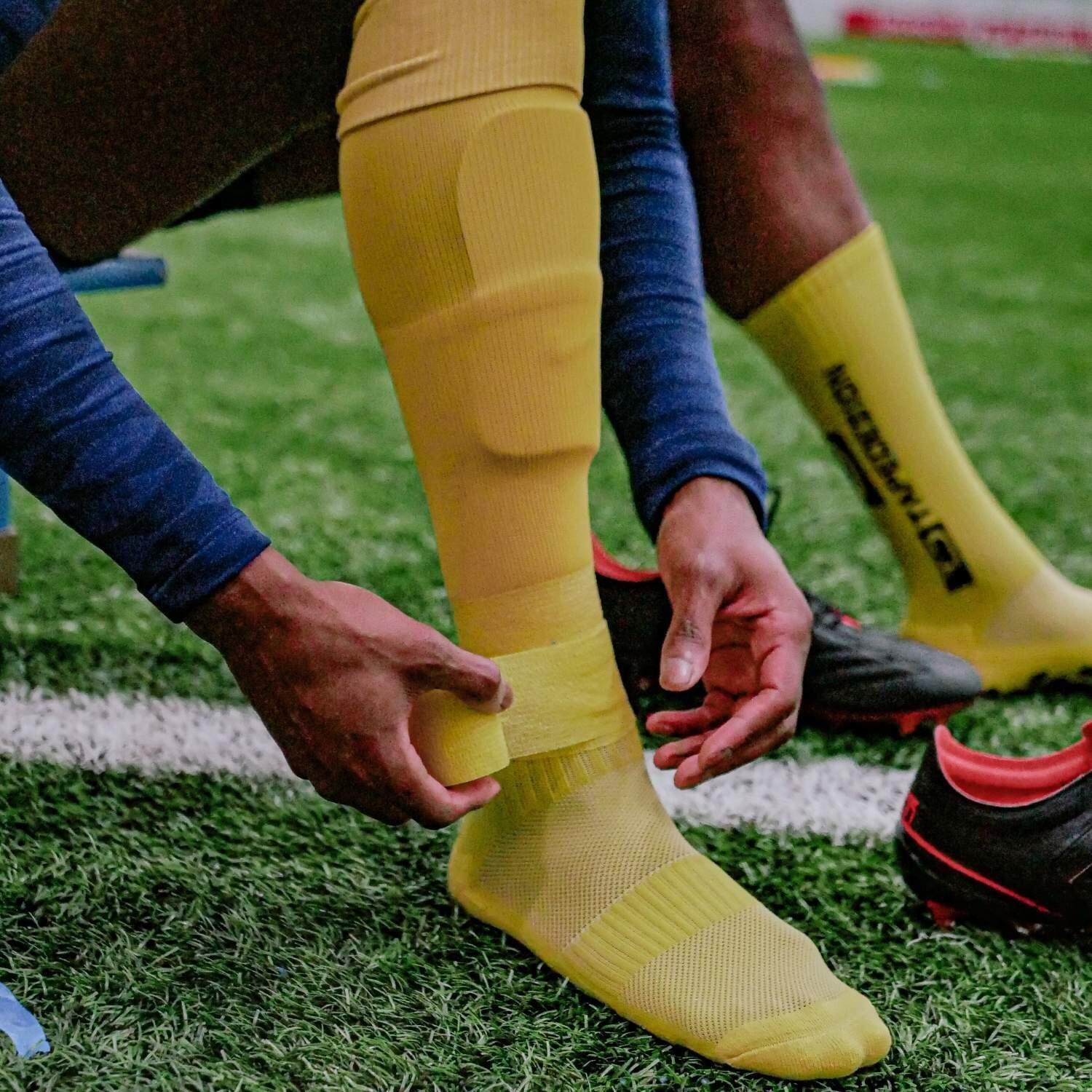 COHESIVE BANDAGE - 5CM X 4.5M - YELLOW | Decathlon