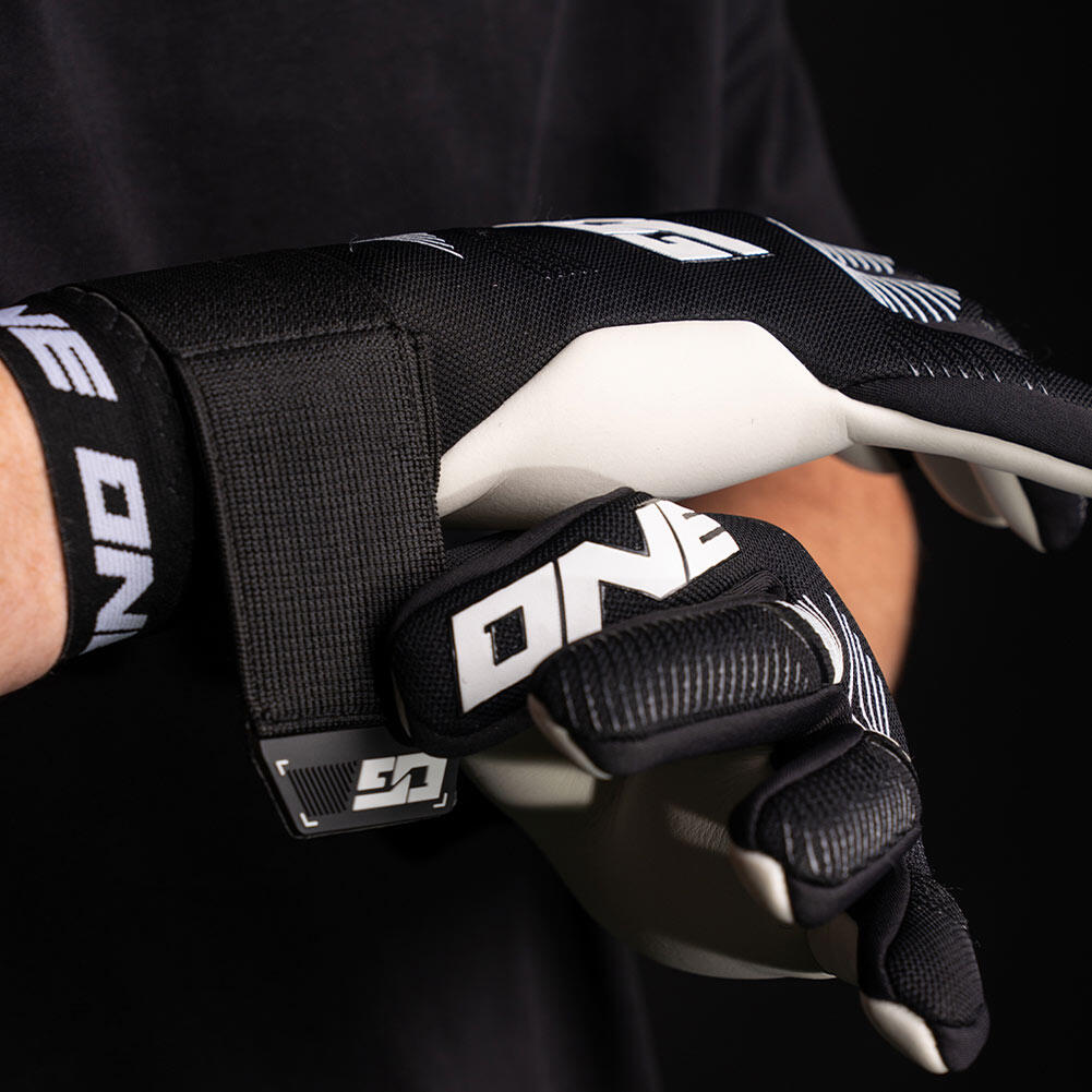 ONE OG1 Midnight MD Dubravka (Removable Strap) JNR Junior Goalkeeper ...