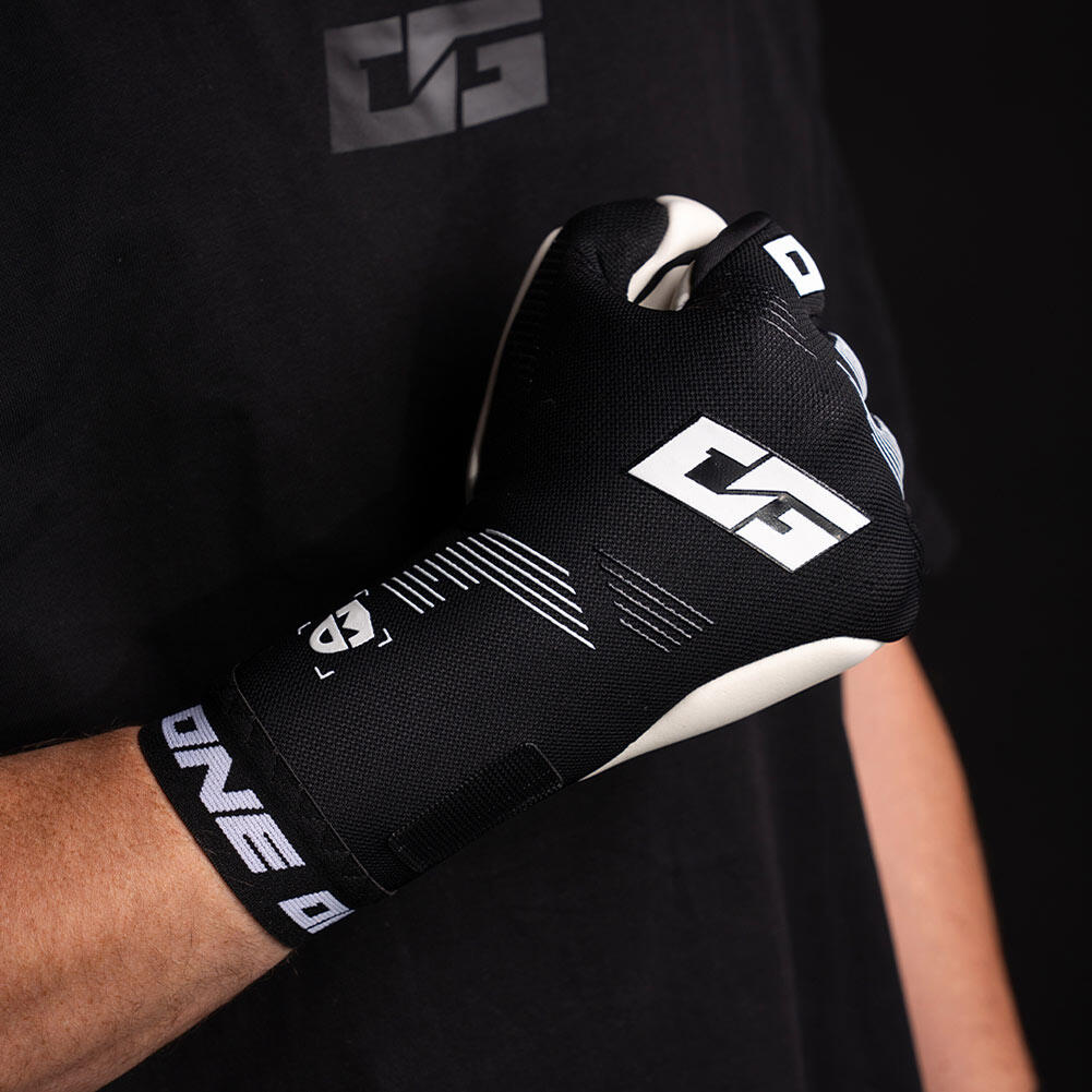 ONE OG1 Midnight MD Dubravka (Removable Strap) JNR Junior Goalkeeper ...