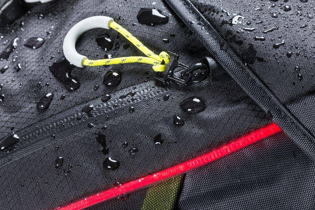 Fietsrugzak met LED-strip Basil Miles Nordlicht 17 liter zwart | Decathlon