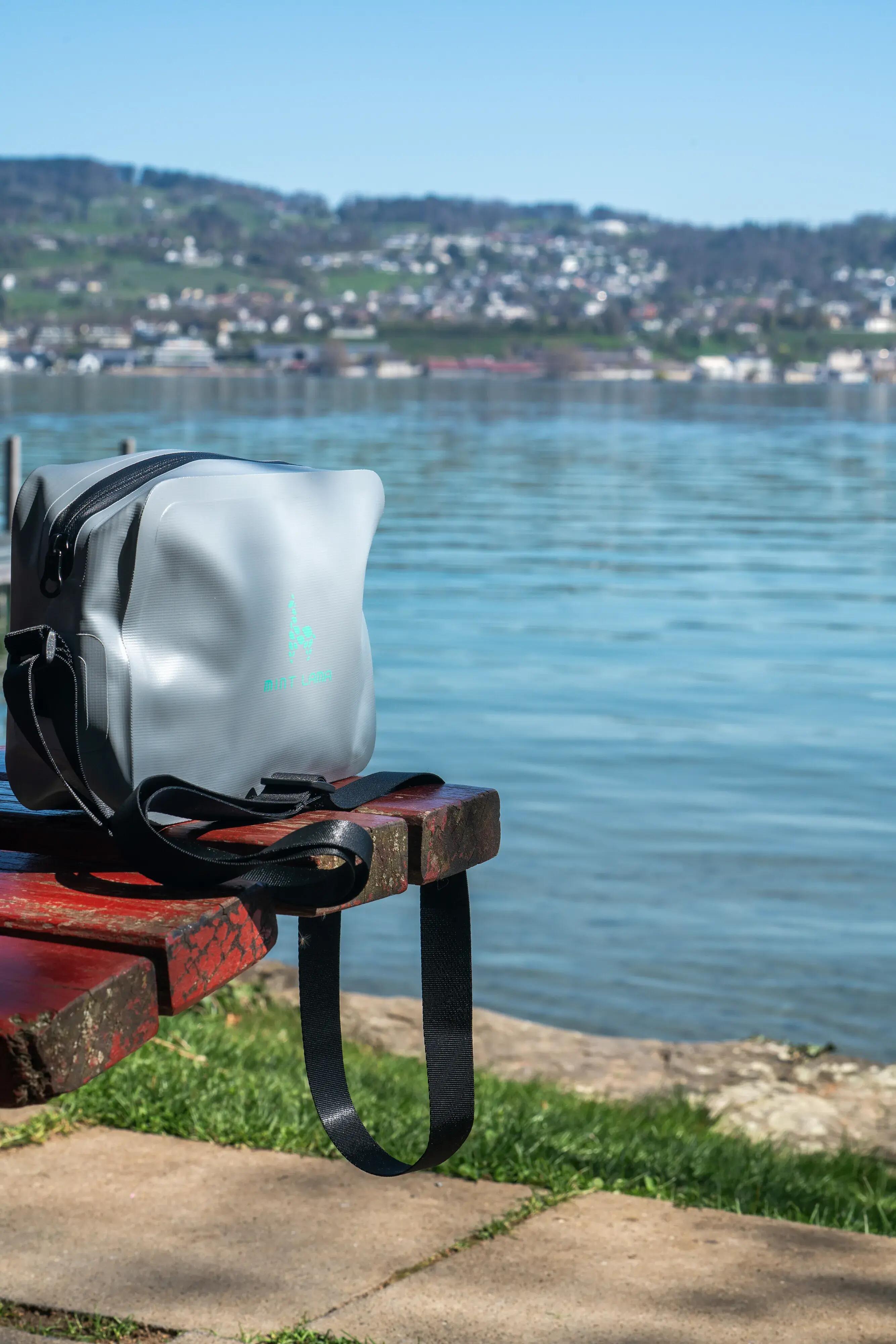 Pouch Bag MINT LAMA sac compact déperlant 22,5x16x6,8 cm MINT LAMA | Decathlon