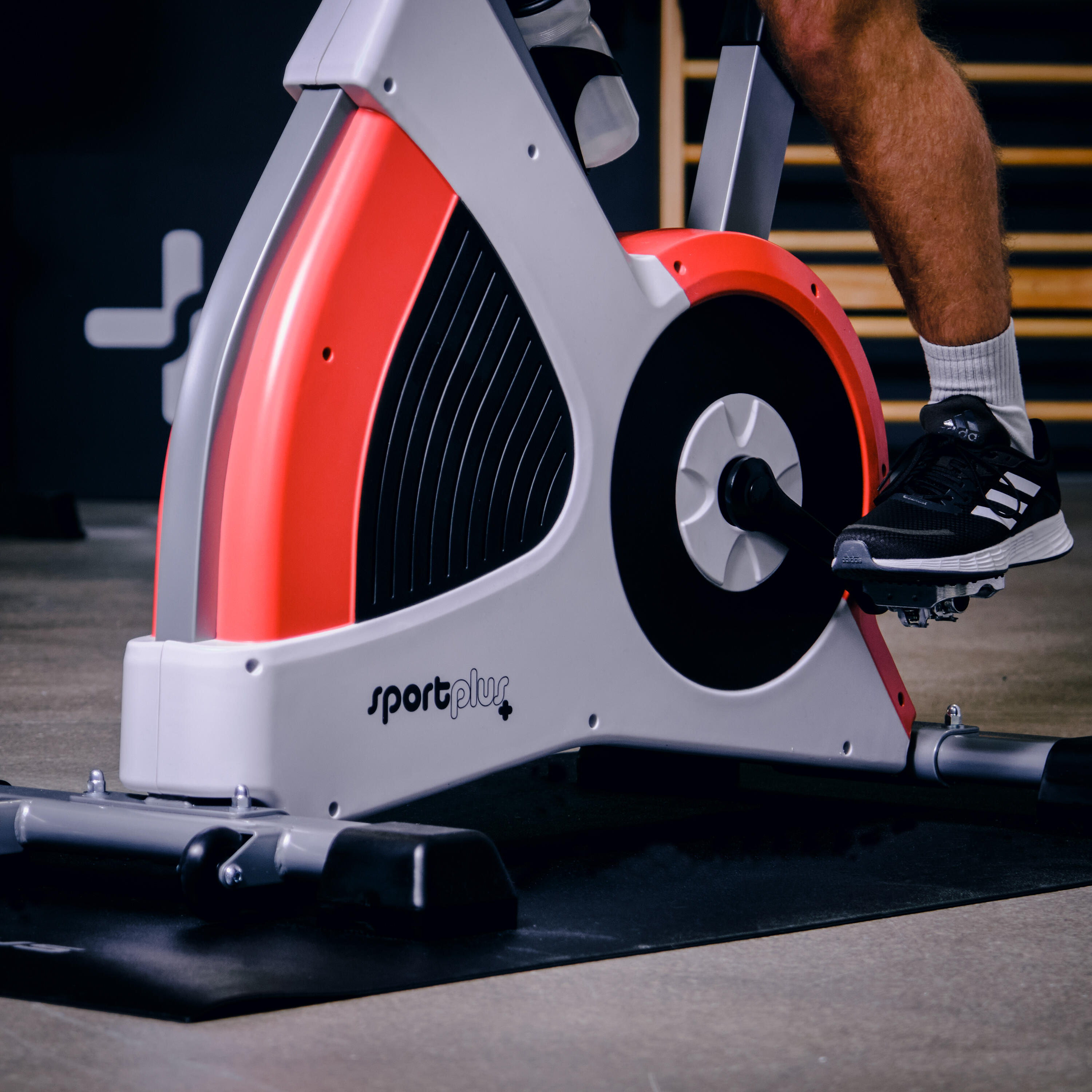 SportPlus Speedbike – Indoor Cycle mit 2in1 Pedalen & Wirbelstrombremse ...