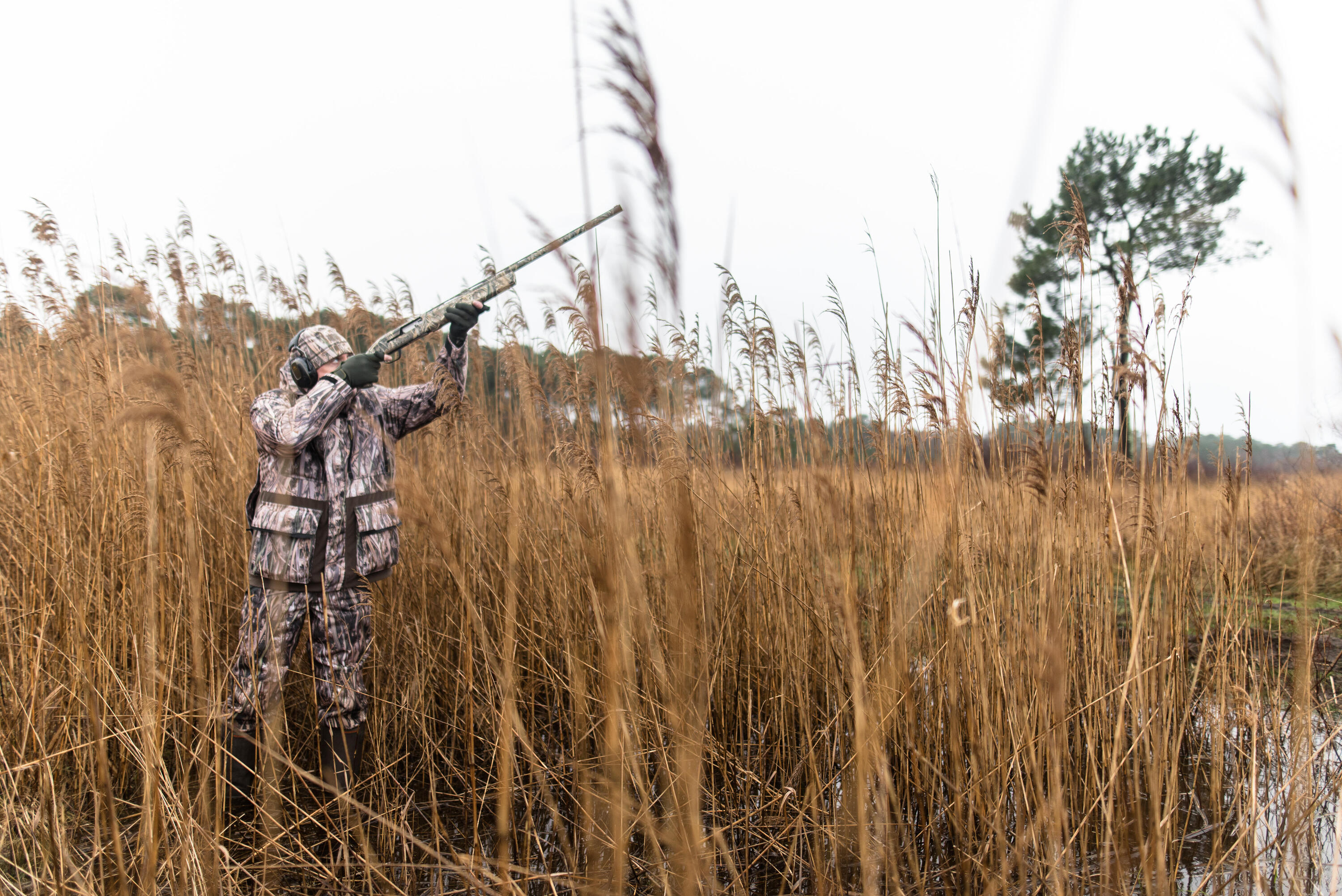 500 Warm Waterproof Country Sport Trousers - Wetlands Camo SOLOGNAC ...