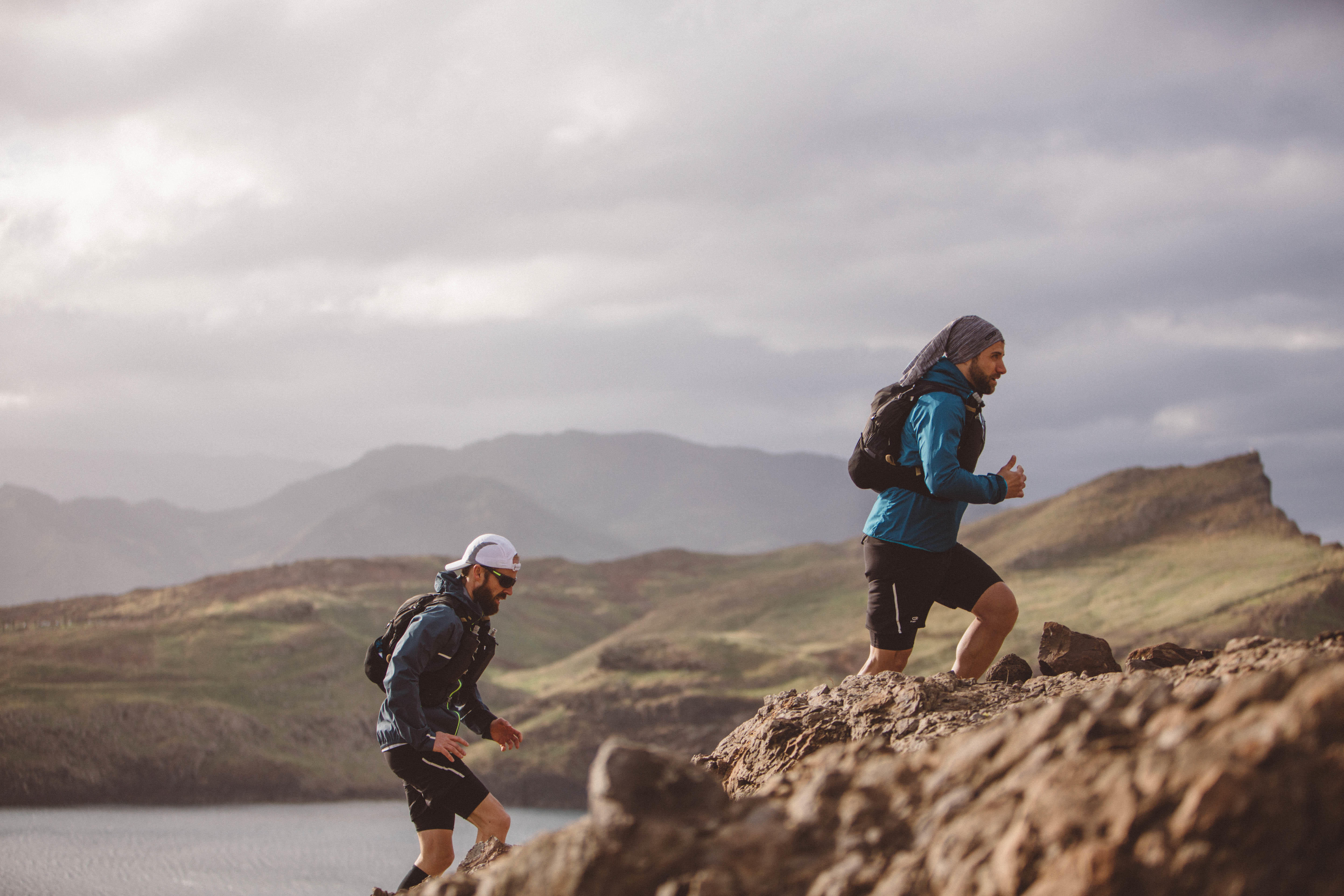 MEN'S TRAIL RUNNING WATERPROOF RAIN LONG-SLEEVED JACKET - BLACK/BRONZE ...