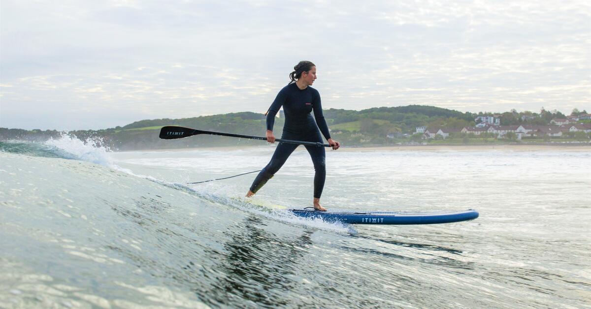 Plage dynamique et pratique du surf en stand up paddle