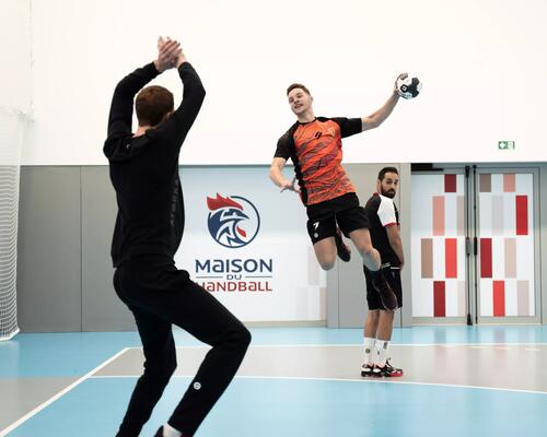 Joueur de handball : le poste d'arrière (droit ou gauche)