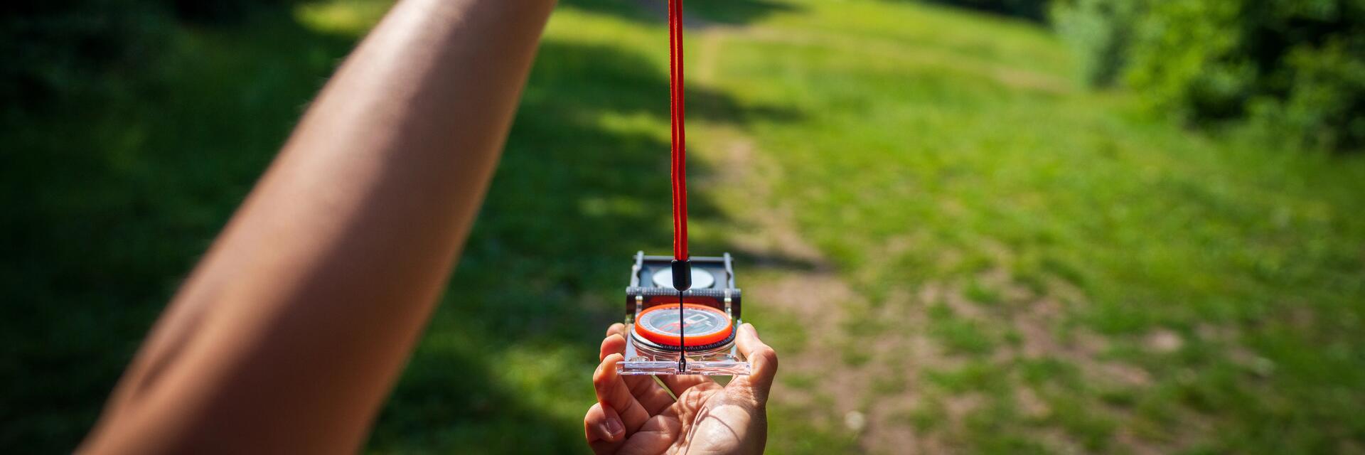 Jak wyznaczyć azymut w terenie? Wyznaczanie za pomocą mapy