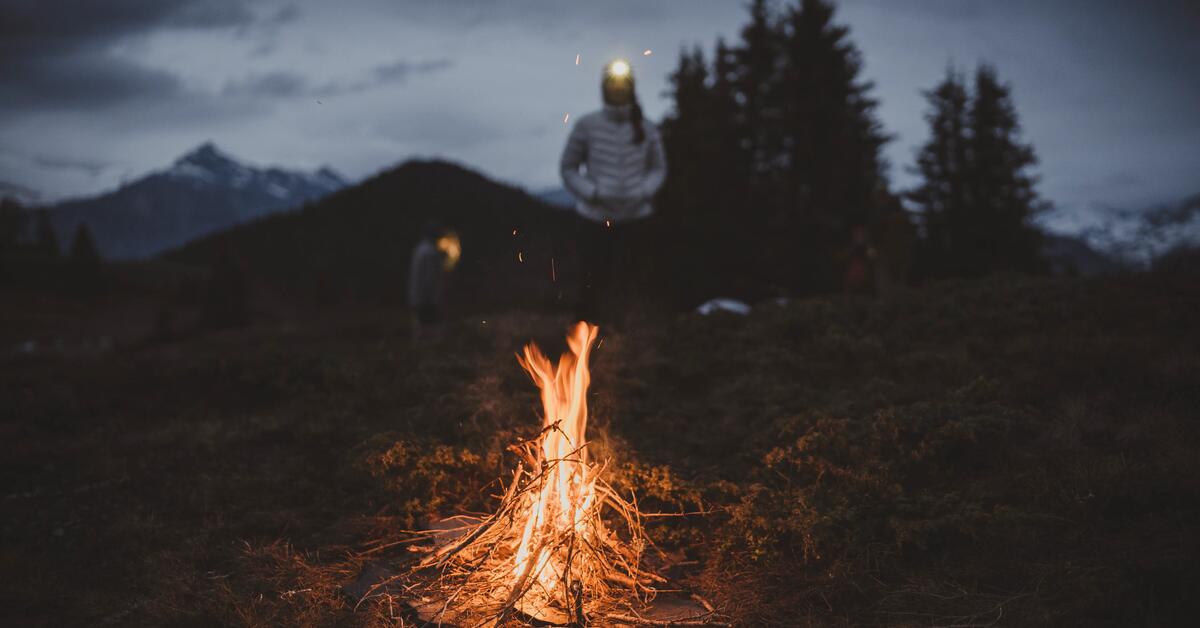 Comment allumer et entretenir un feu de camp en toute sécurité