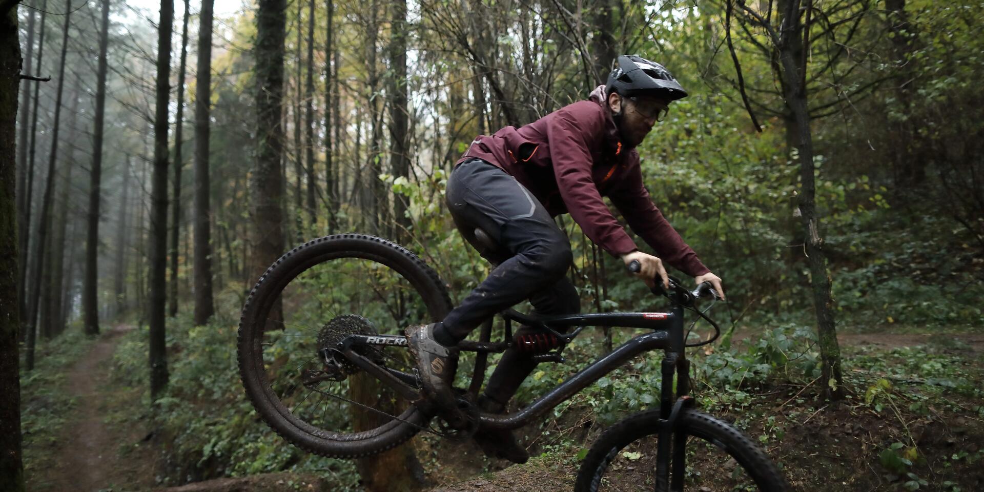 Kolarstwo grawitacyjne - ekstremalna jazda na rowerze MTB