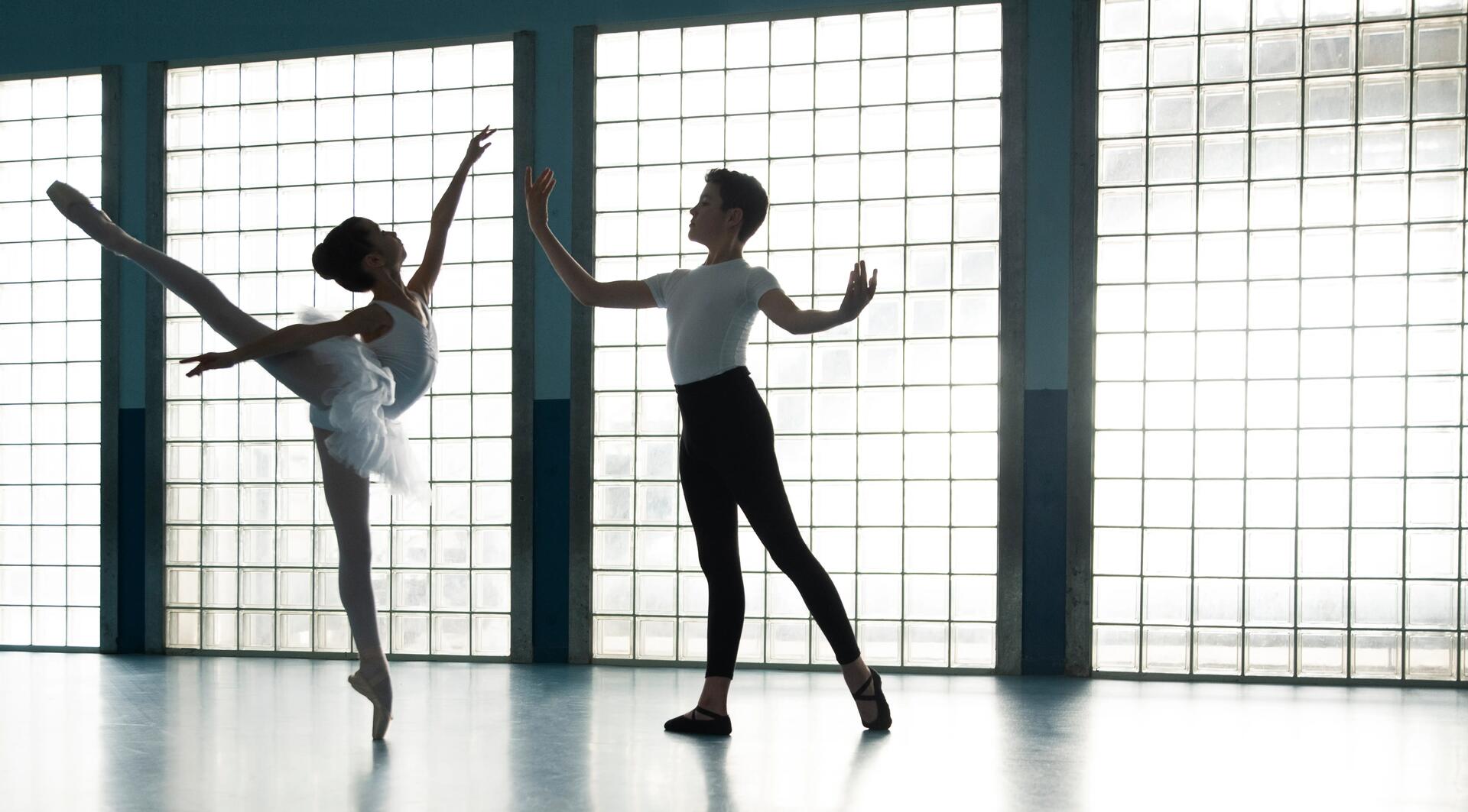 Postures De Ballet Pour Enfants Professeur De Ballet Fille Et