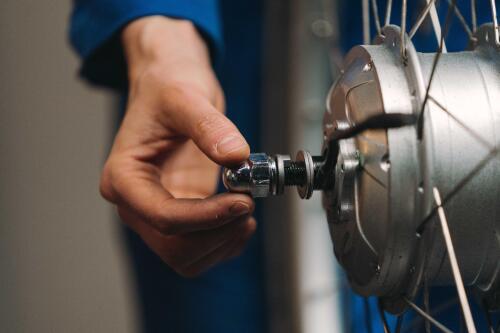 LERNEN, WIE MAN PFLEGT UND REPARIERT