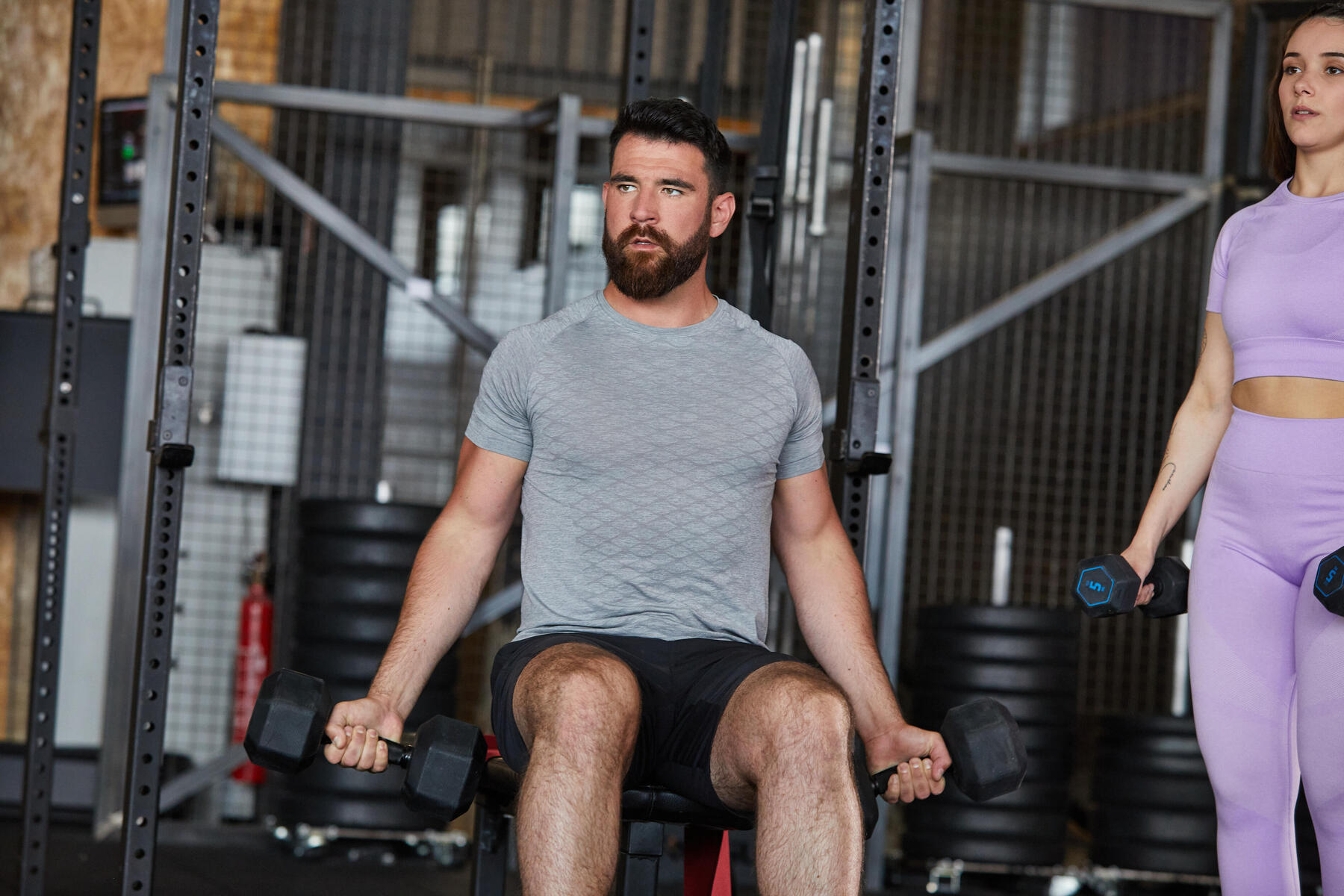 Uginanie ramion z hantlami na ławeczce – poznaj to ćwiczenie!