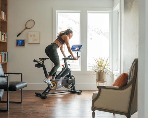 Spinning – przewodnik po treningu na rowerze spinningowym