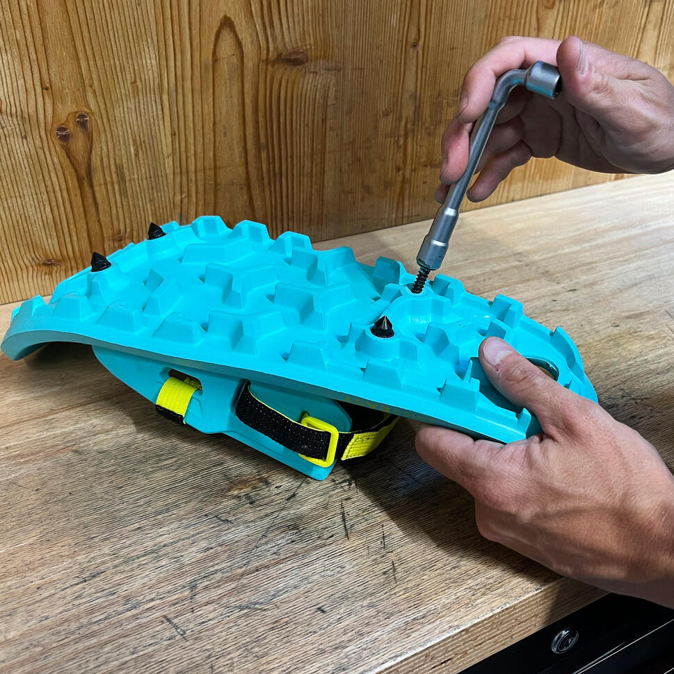 Replacing a tip of your SH 100 EASY or SH100 EASY JR snowshoe. | Decathlon