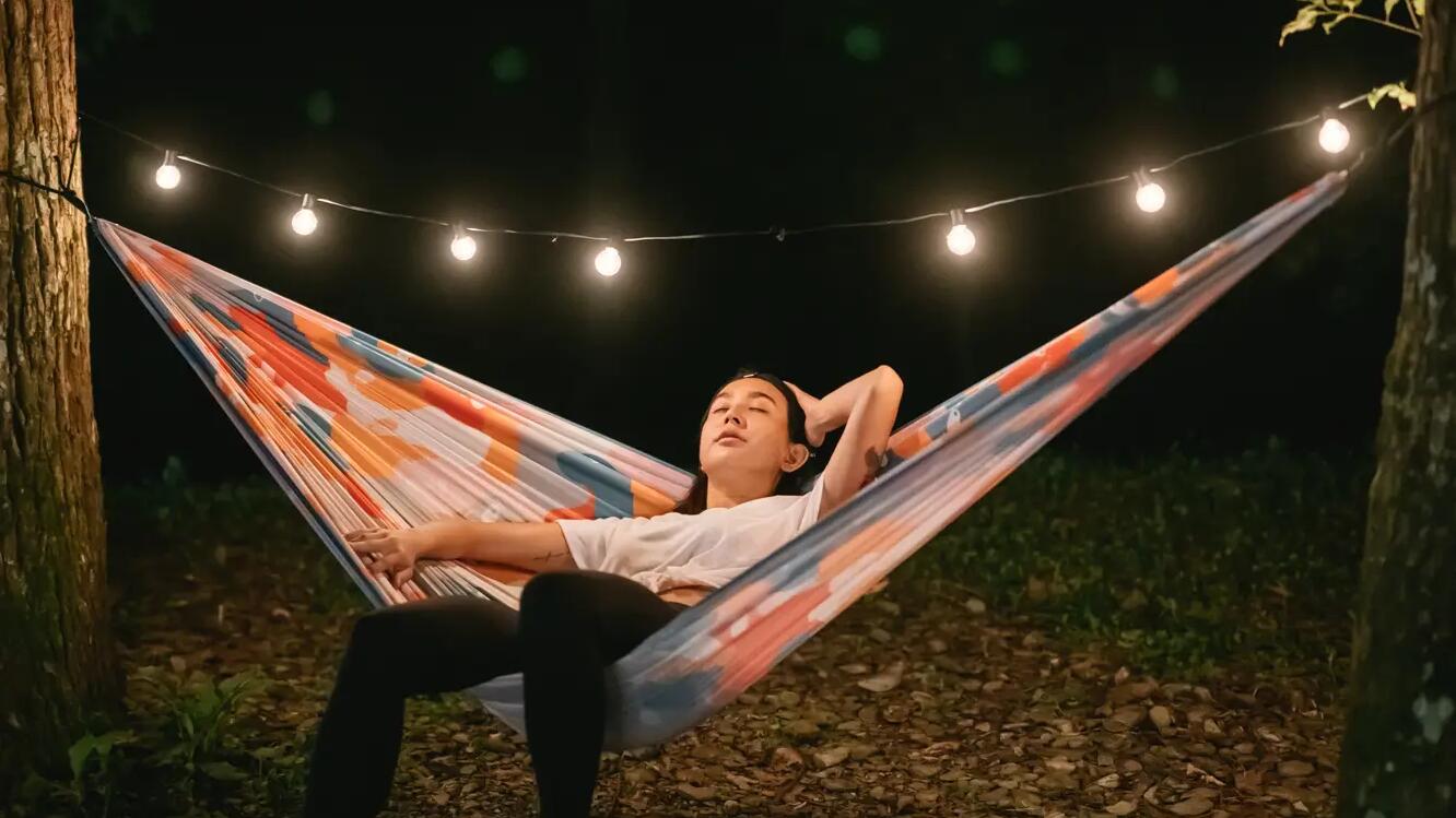 Jak zawiesić hamak? Sposoby na montaż hamaka w domu i nie tylko