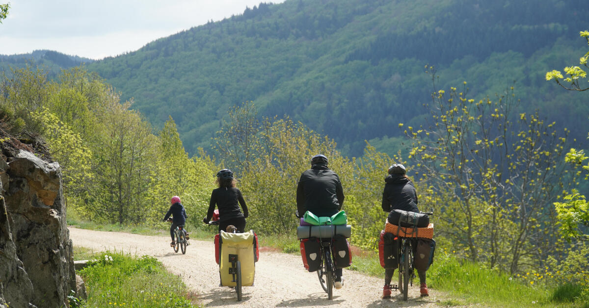 Partir en voyage à vélo avec des enfants : comment faire