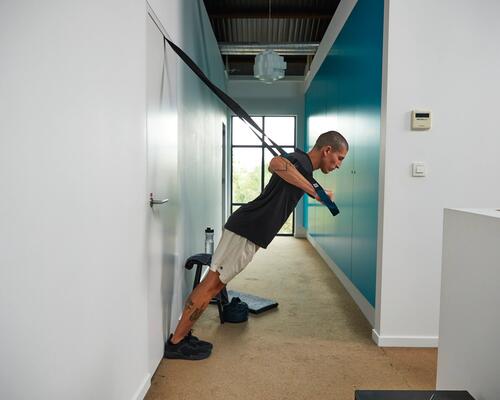 Prostowanie nóg na maszynie siedząc – poznaj to ćwiczenie!