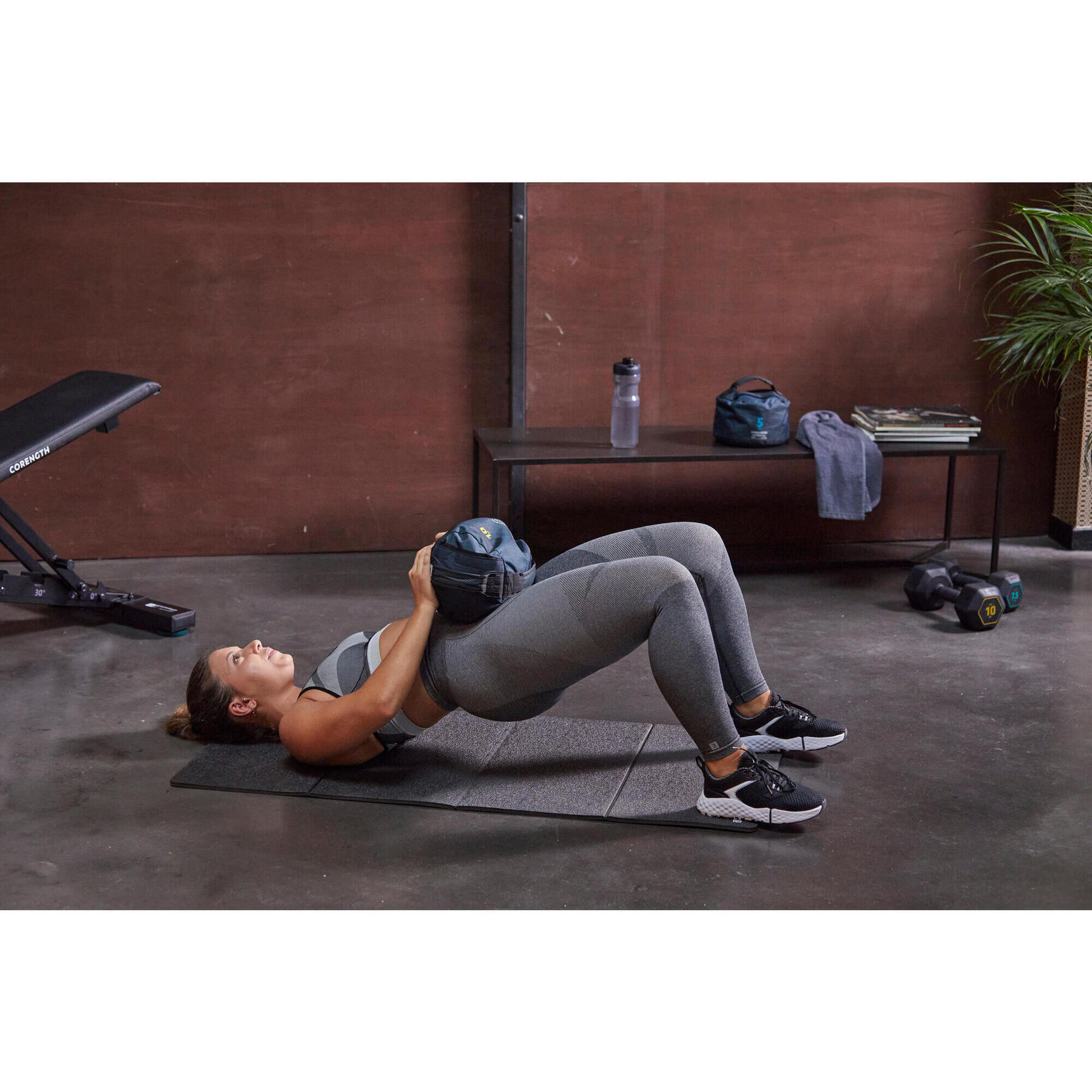 Mostki biodrowe (glute bridge) – jak wykonać to ćwiczenie?