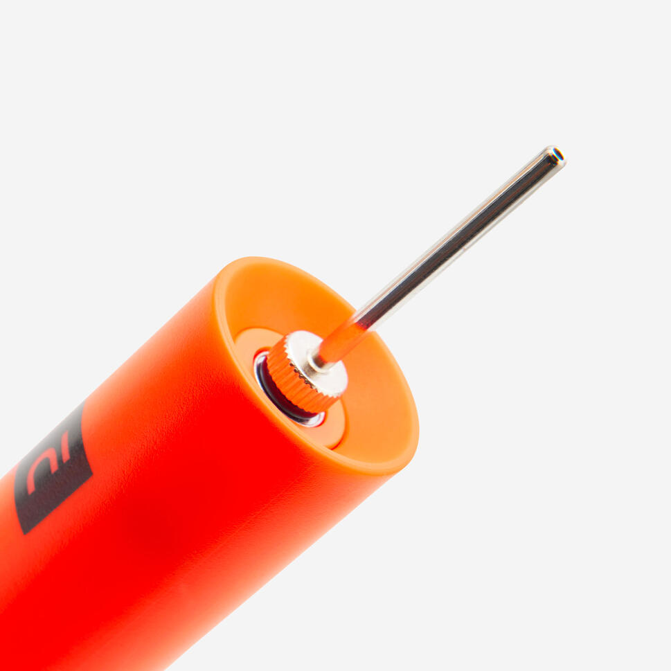 Ballenpomp Essential oranje/zwart | KIPSTA | Decathlon.nl