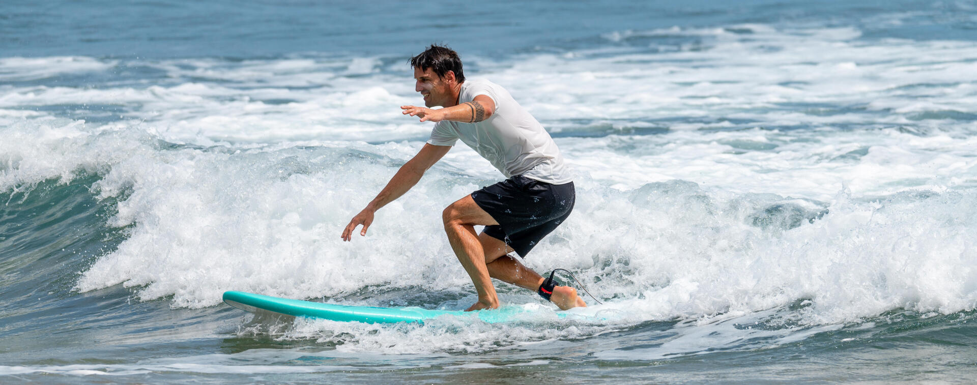 COMMENT APPRENDRE LE SURF QUAND ON EST DÉBUTANT COMMENT APPRENDRE LE SURF QUAND ON EST DÉBUTANT