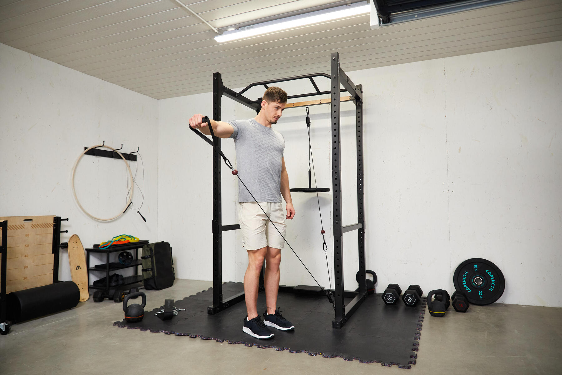 Wznosy bokiem na bramie (One arm cable lateral raise)