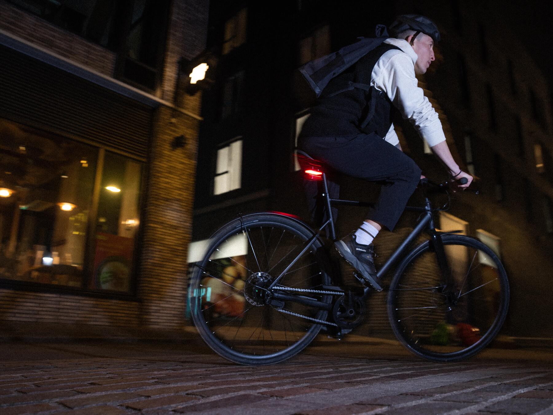 Przejazd rowerem przez pasy – czy rowerzysta powinien zsiadać?