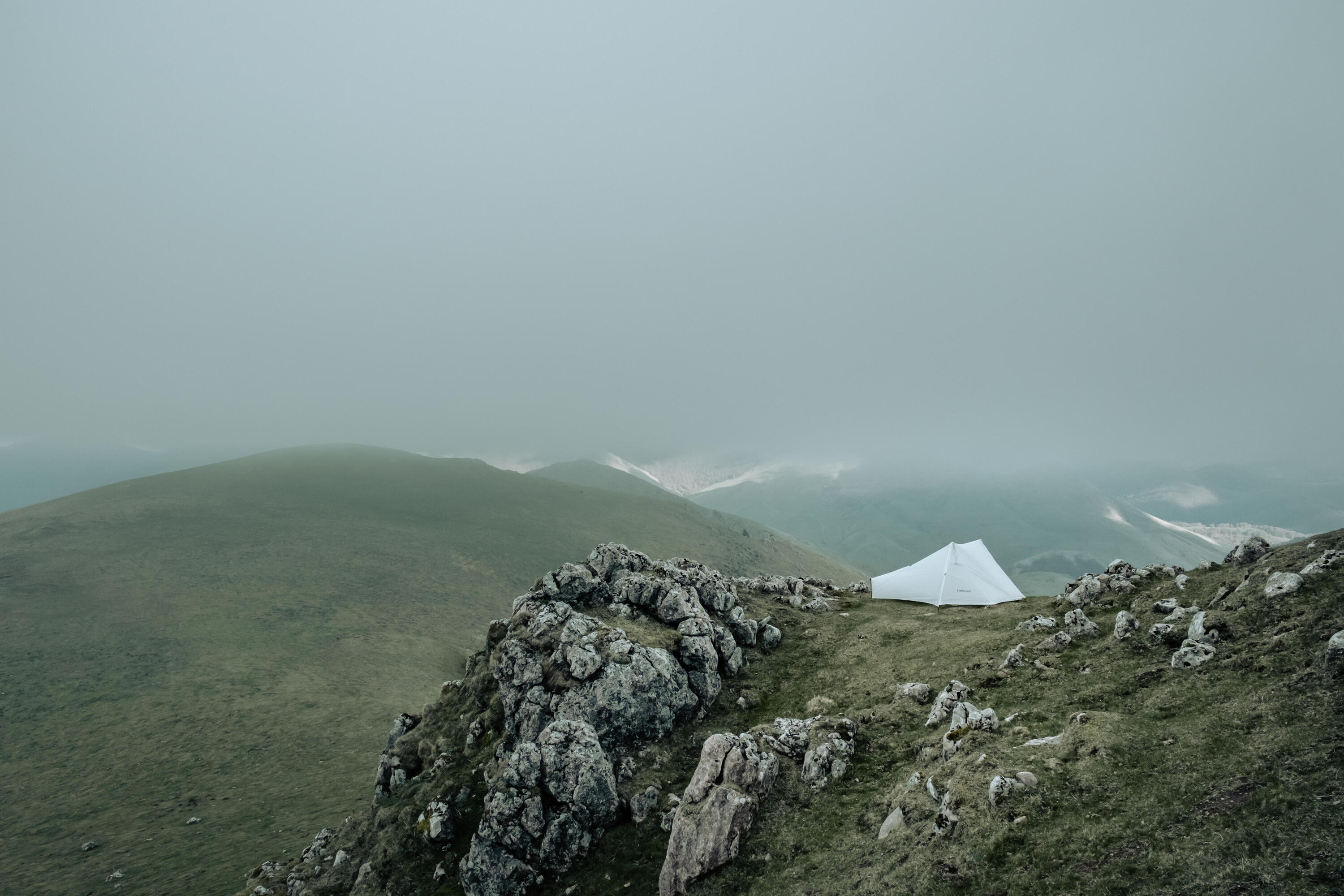 Two-person trekking tarp tent MT900, lightweight and compact SIMOND ...