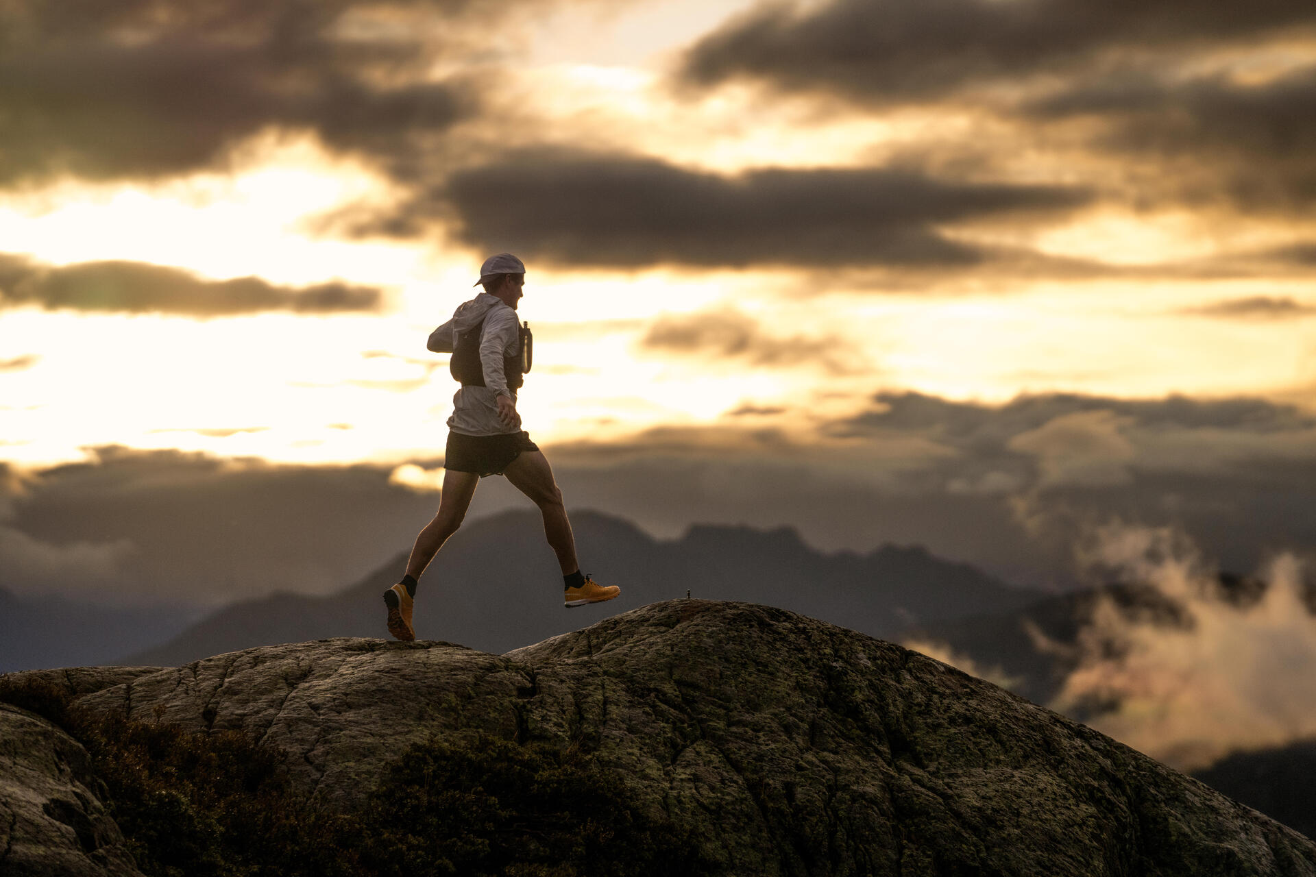 Men's KIPRUN Run 500 Comfort Split Running Shorts - Black