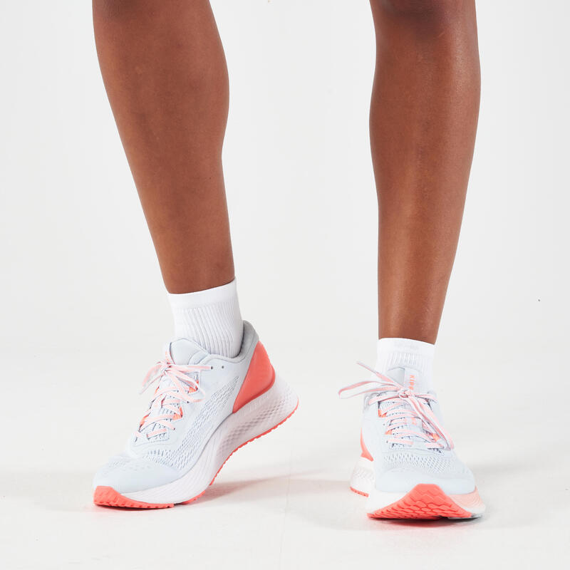CHAUSSURE DE RUNNING FEMME KIPRUN KS 500 2 GRIS ET CORAIL KIPRUN ...