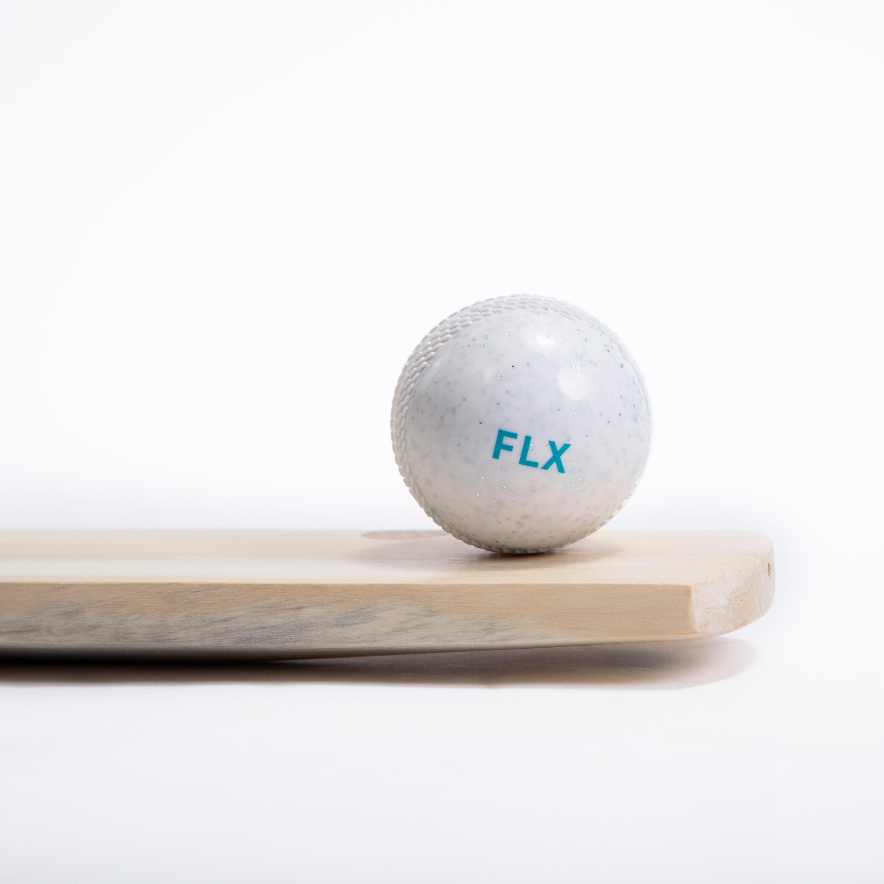 SYNTHETIC CRICKET BALL- SB SOFT | Decathlon