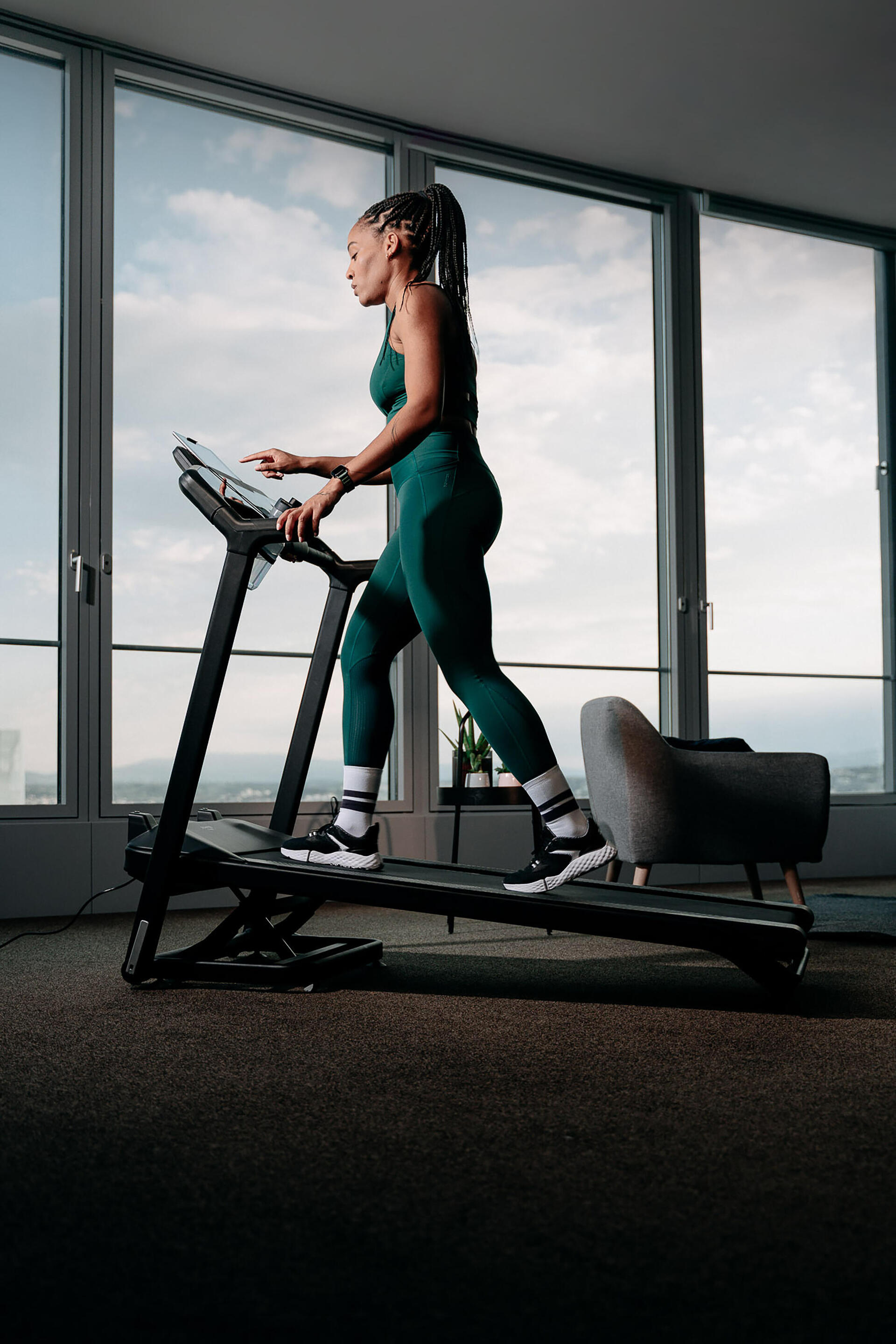 Smart Folding 10% Motorised Incline Treadmill RUN500