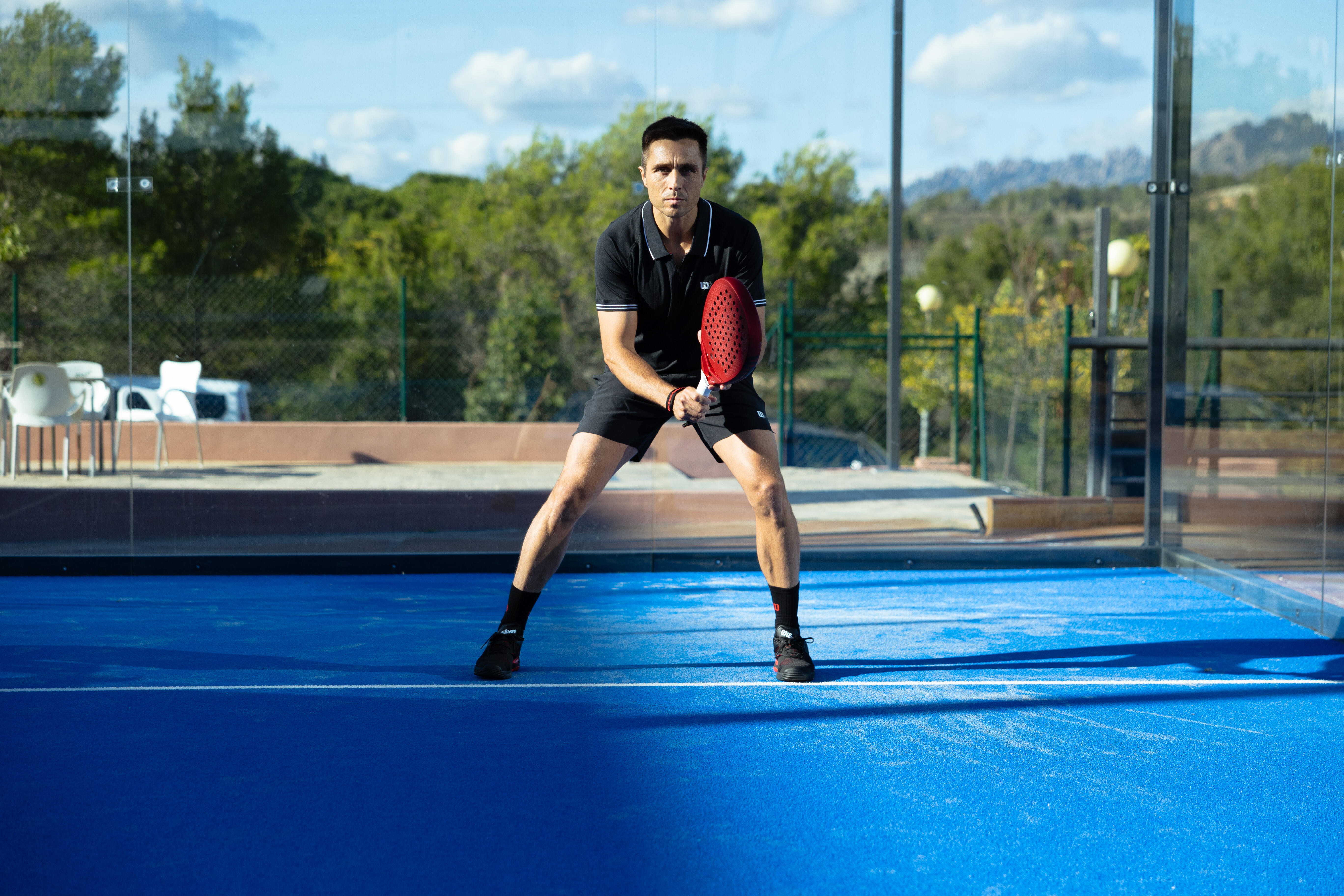 CUM SĂ ALEGI ÎMBRĂCĂMINTEA PENTRU SPORTURI CU RACHETA PENTRU BĂRBAȚI