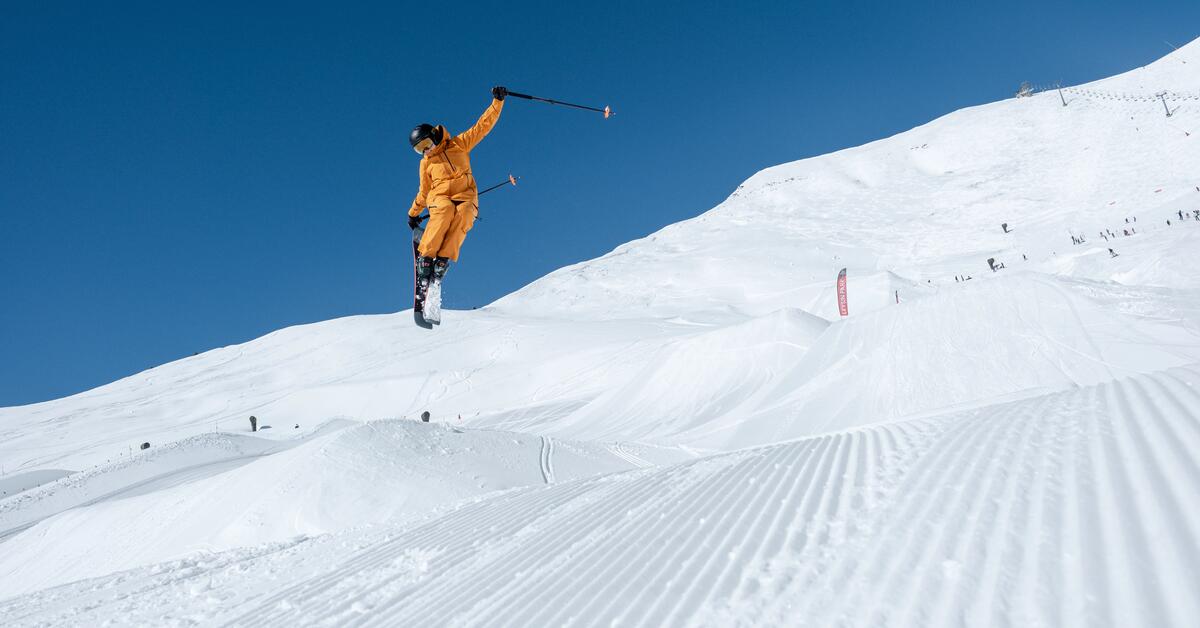 IARNA ACEASTA, BAZEAZĂ-TE PE SCHI FOND