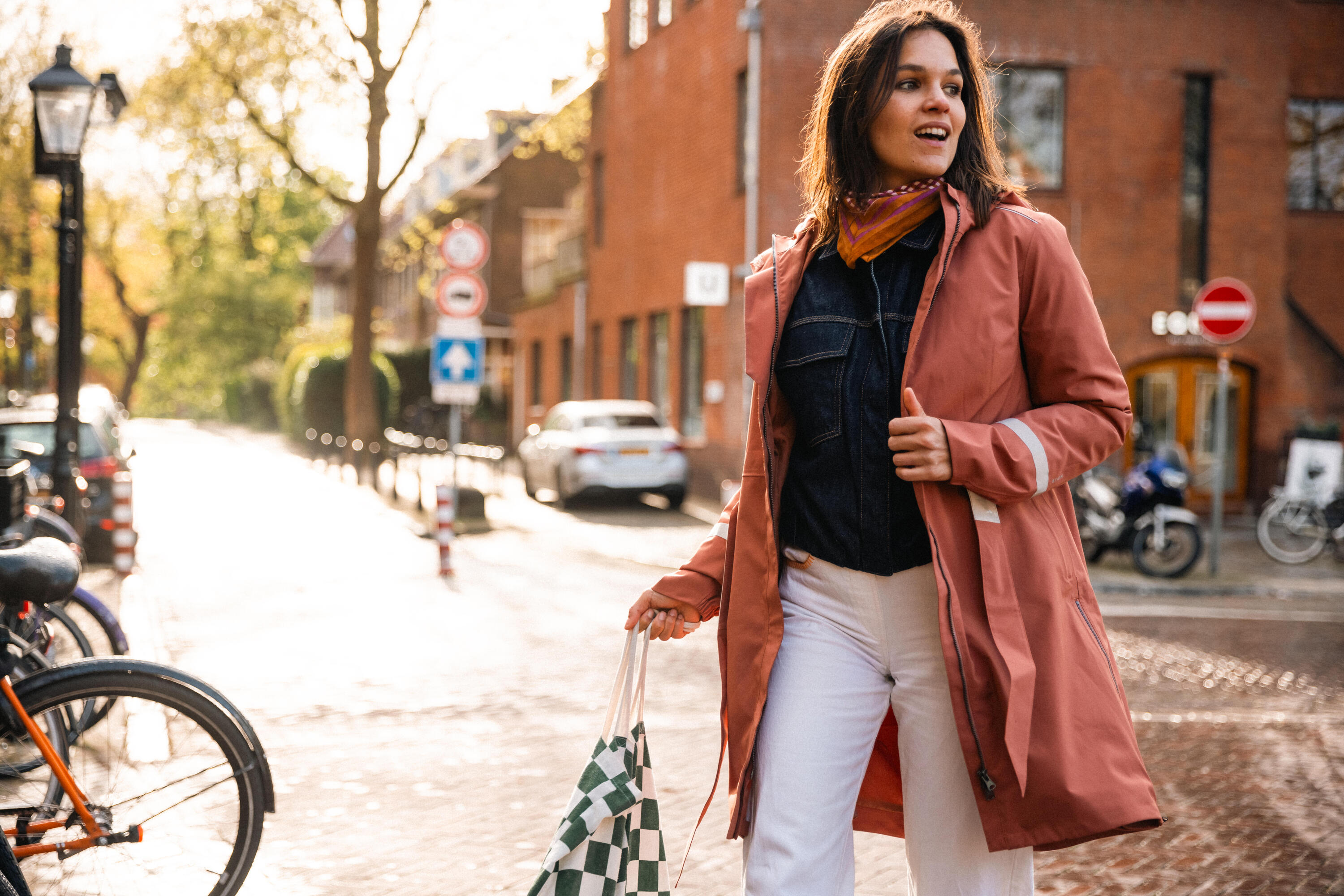 Women's City Bike Waterproof Trench Coat with Hood - Terra Cotta | Decathlon