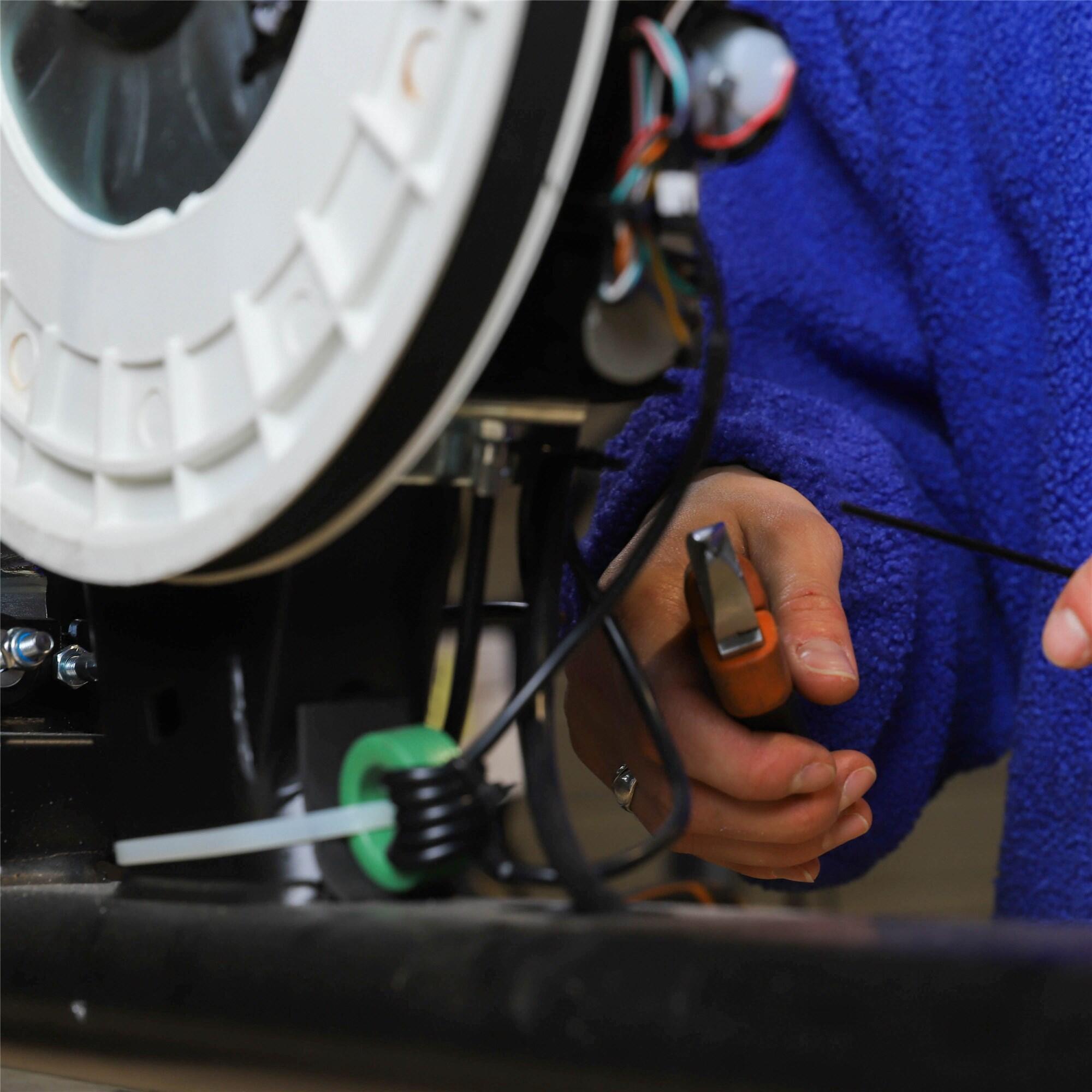 Cross Trainer Screw Tapping/Extraction - Workshop - Decathlon