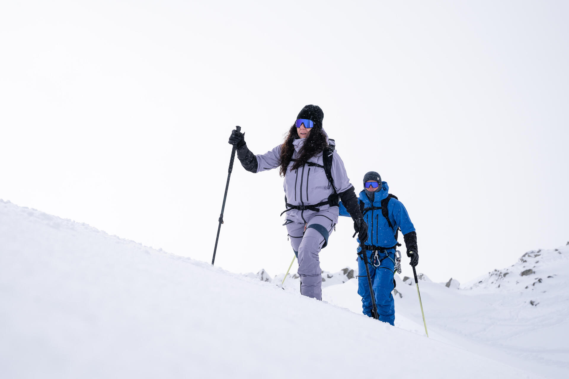 Jak poprawnie trzymać kijki narciarskie?