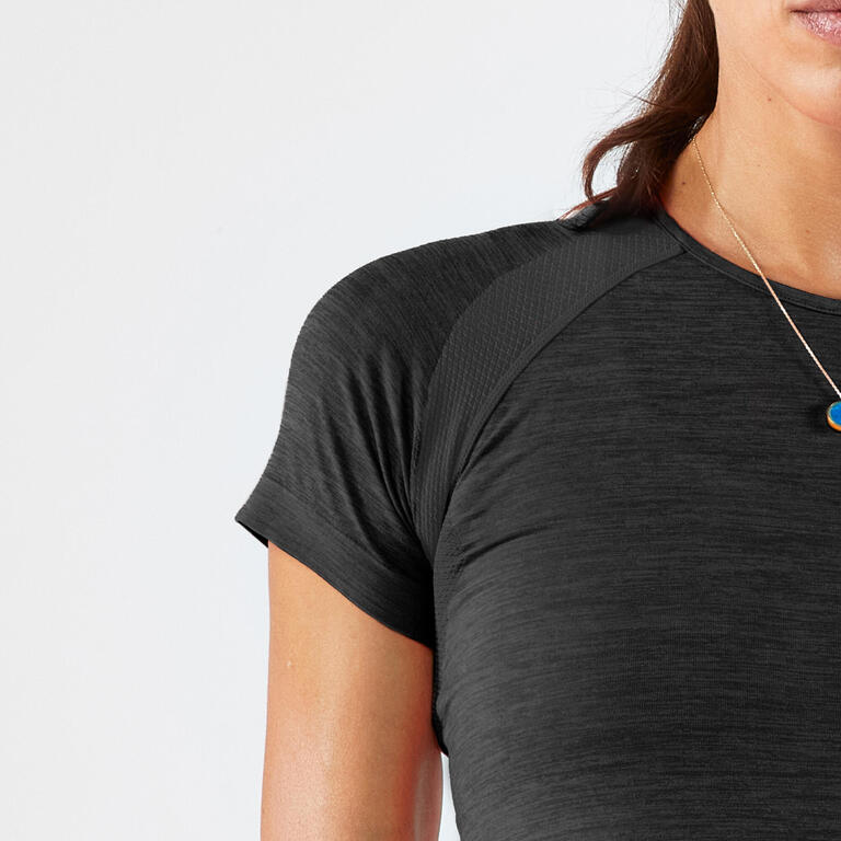 POLERA RUNNING TRAIL SLIM SIN COSTURAS MUJER KIPRUN RUN 500 CONFORT SLIM NEGRO - Decathlon