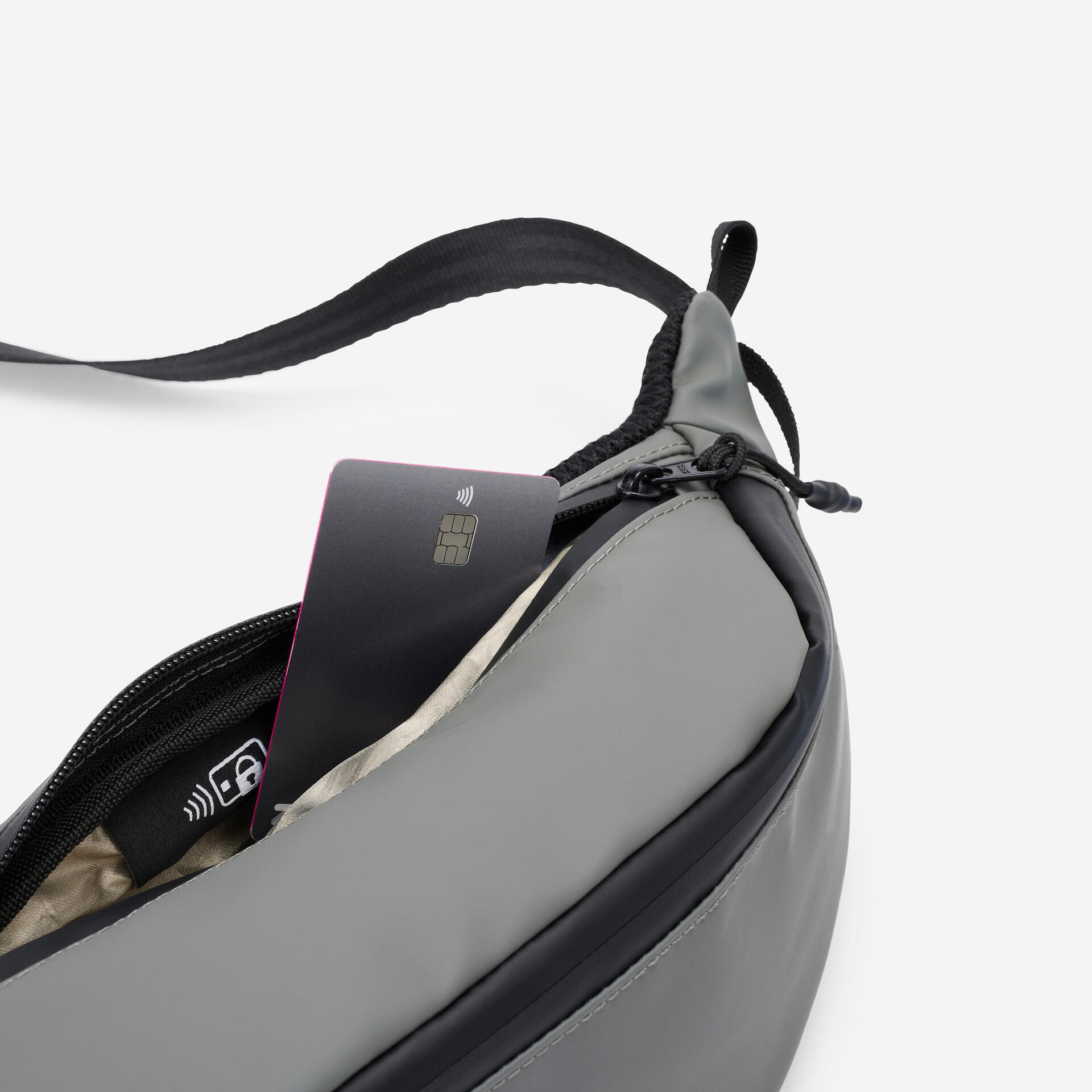 Water-repellent bum bag