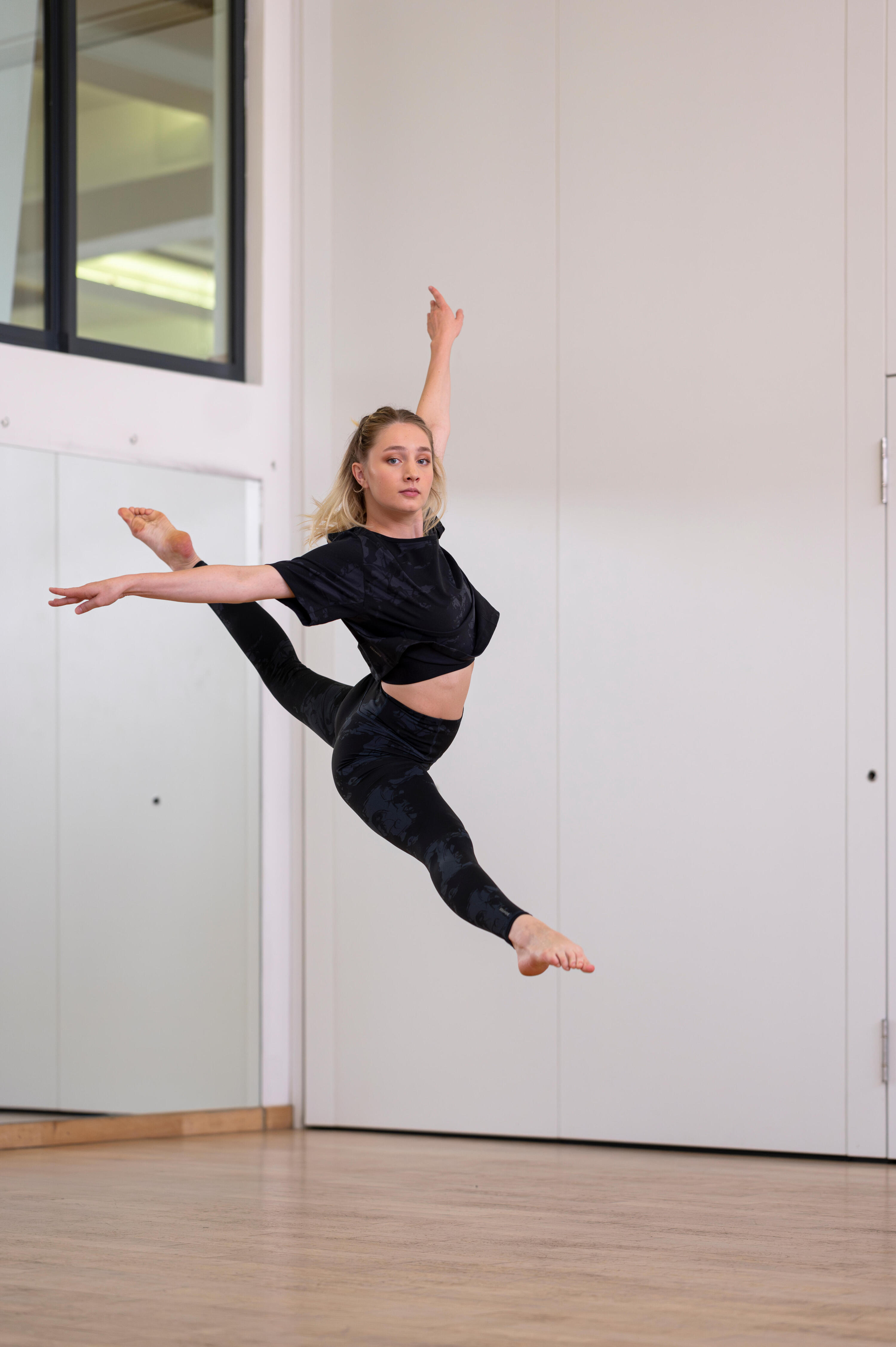 Women's Cropped Modern Jazz T-Shirt - Graphite Black/Graphite Grey ...