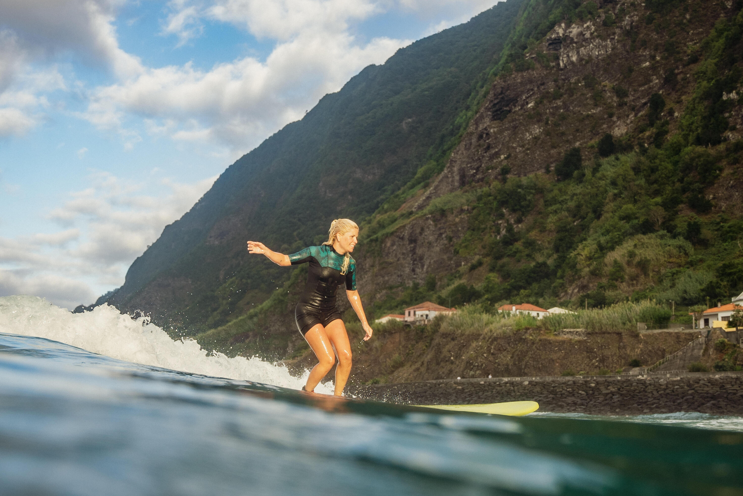 Women’s surfing short sleeve back zip 1.5mm shorty 500 - Mirage black ...