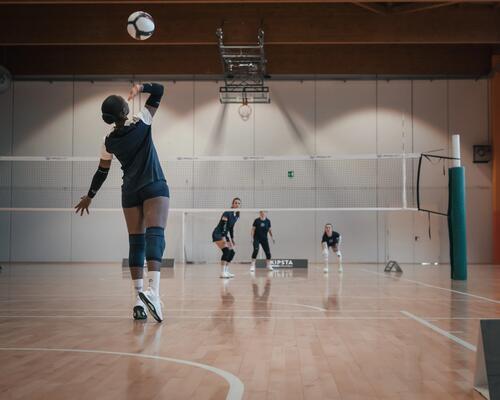 Volleybal posities en systemen uitgelegd: zo werkt de opstelling in he