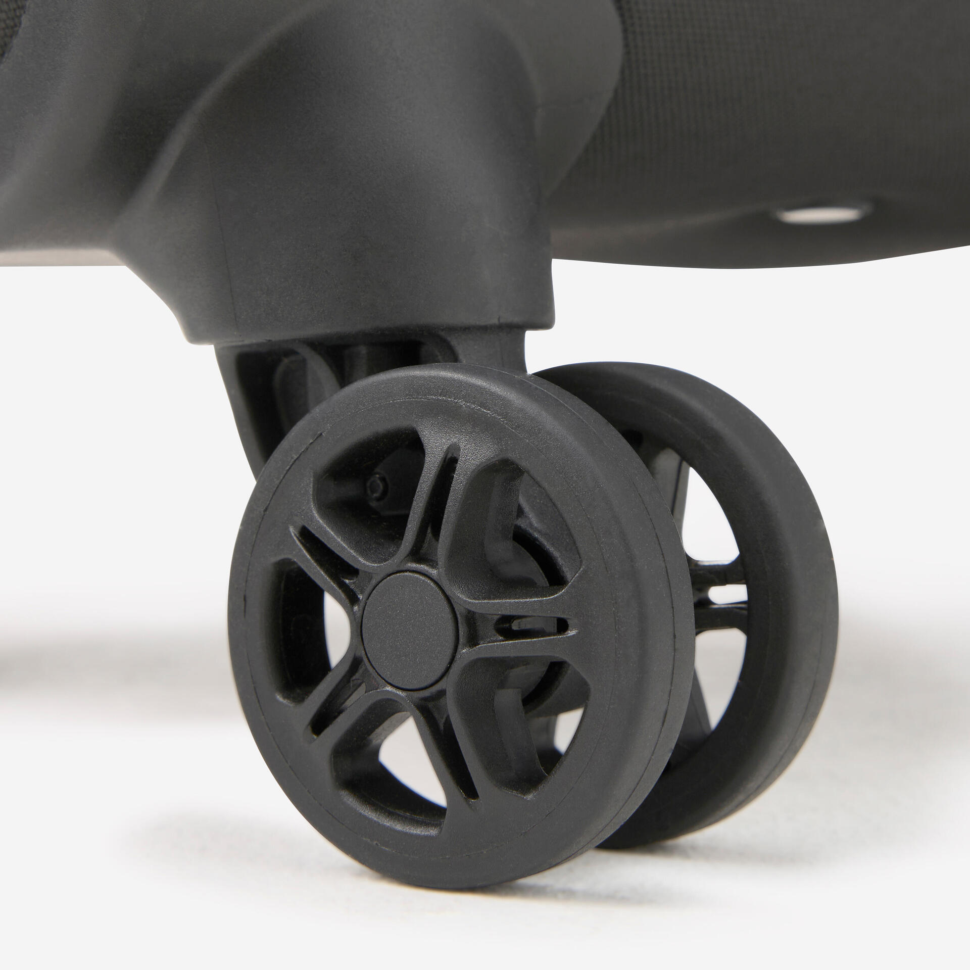 Cabin case with 4 multi-directional wheels 30L