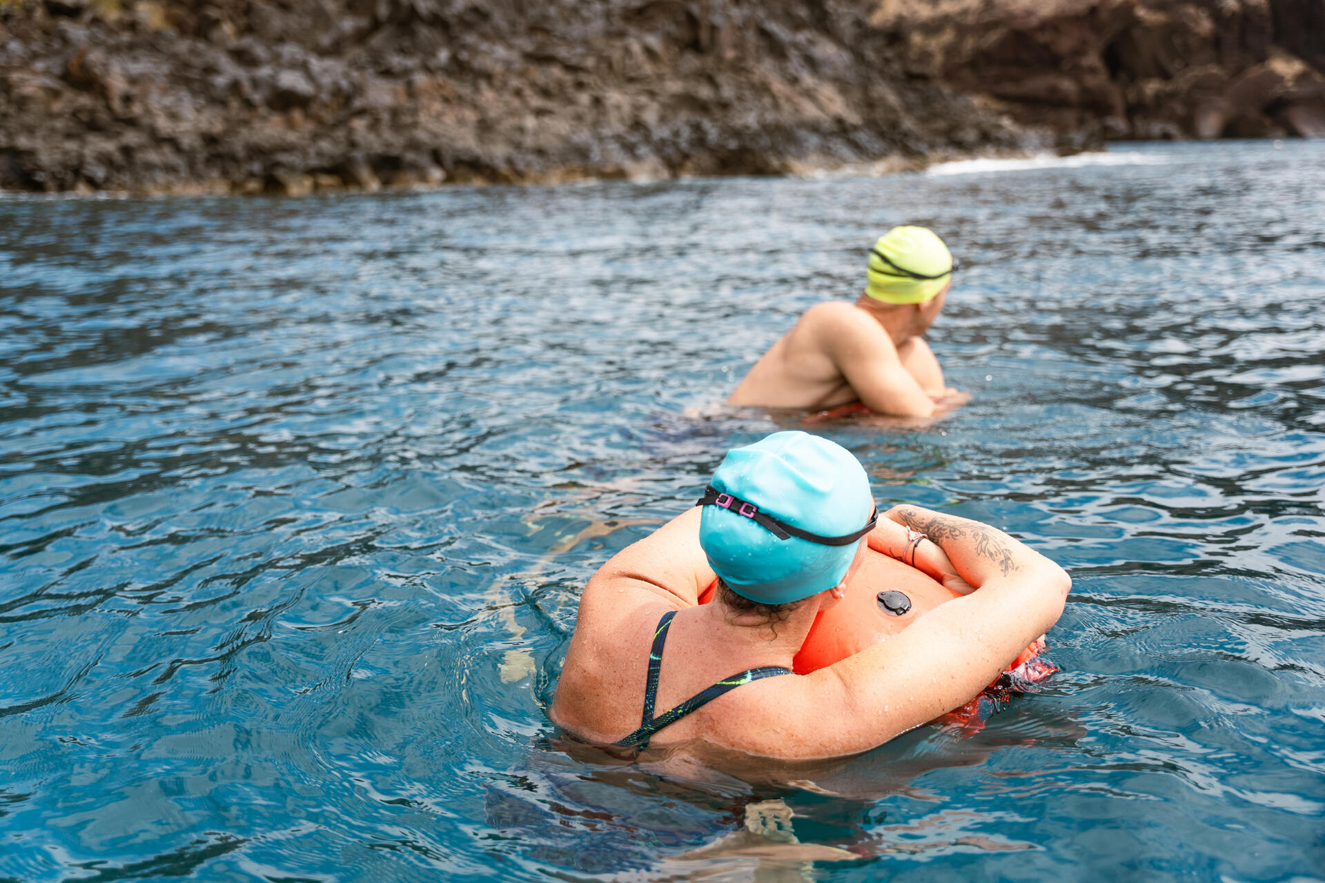 Open water swimming: swimming with a safety buoy