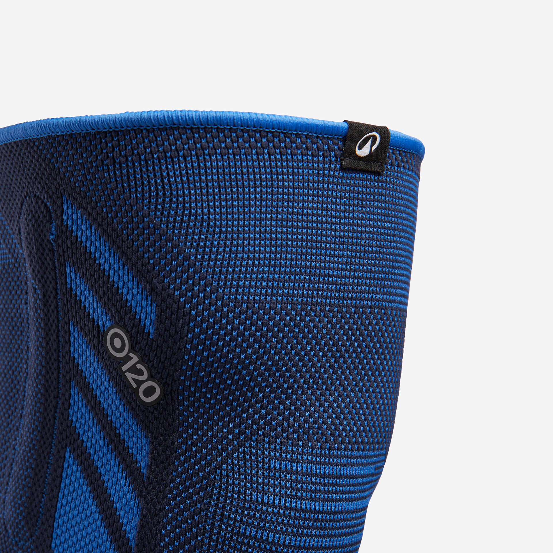 Right or left knee support with side reinforcements