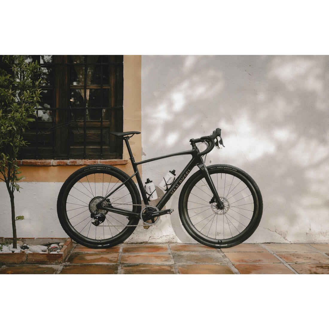 VELO GRAVEL VAN RYSEL GCR SRAM FORCE AXS XPLR CARBONE BRUT VAN RYSEL | Decathlon