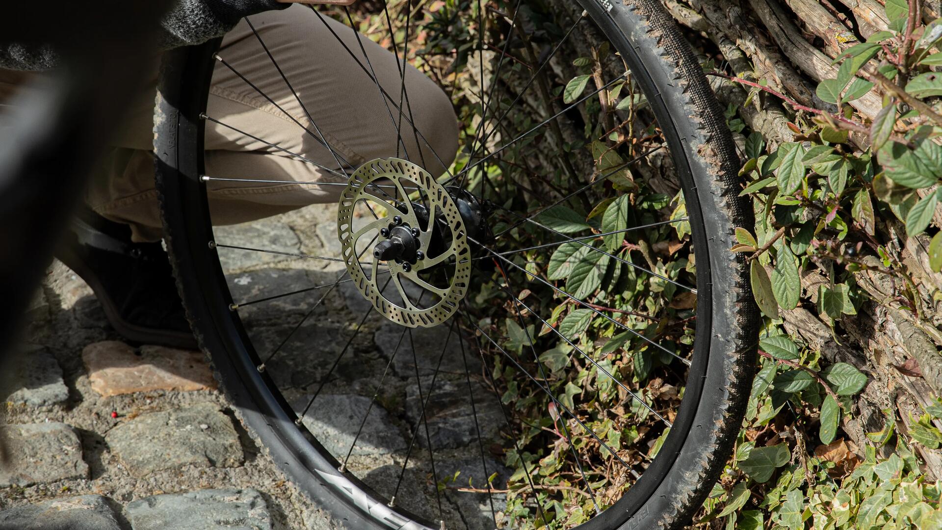 Jak wymienić szprychy w rowerze? Naprawianie koła rowerowego