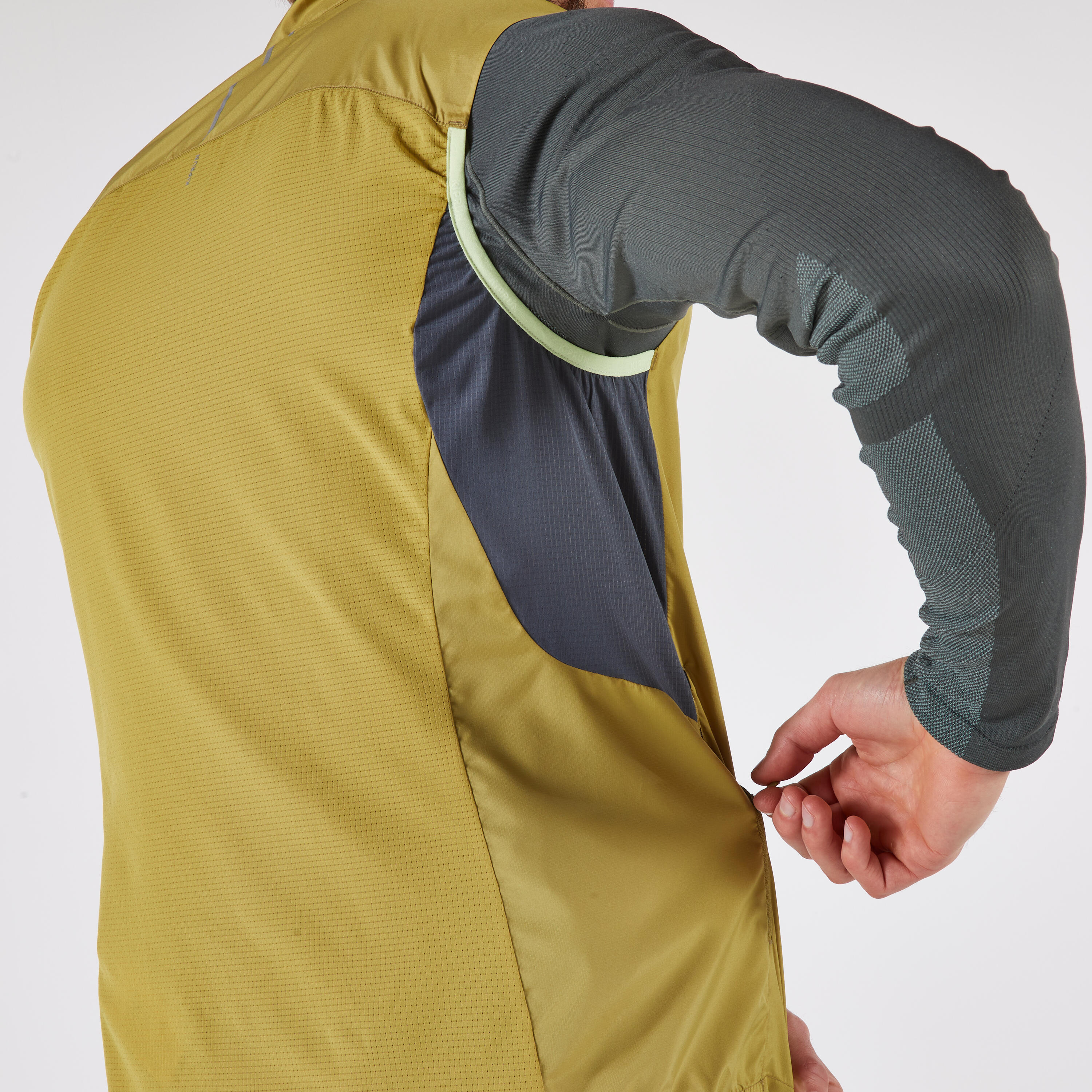 KIPRUN Run 500 Men's Windproof Sleeveless Running Jacket - Mangrove ...